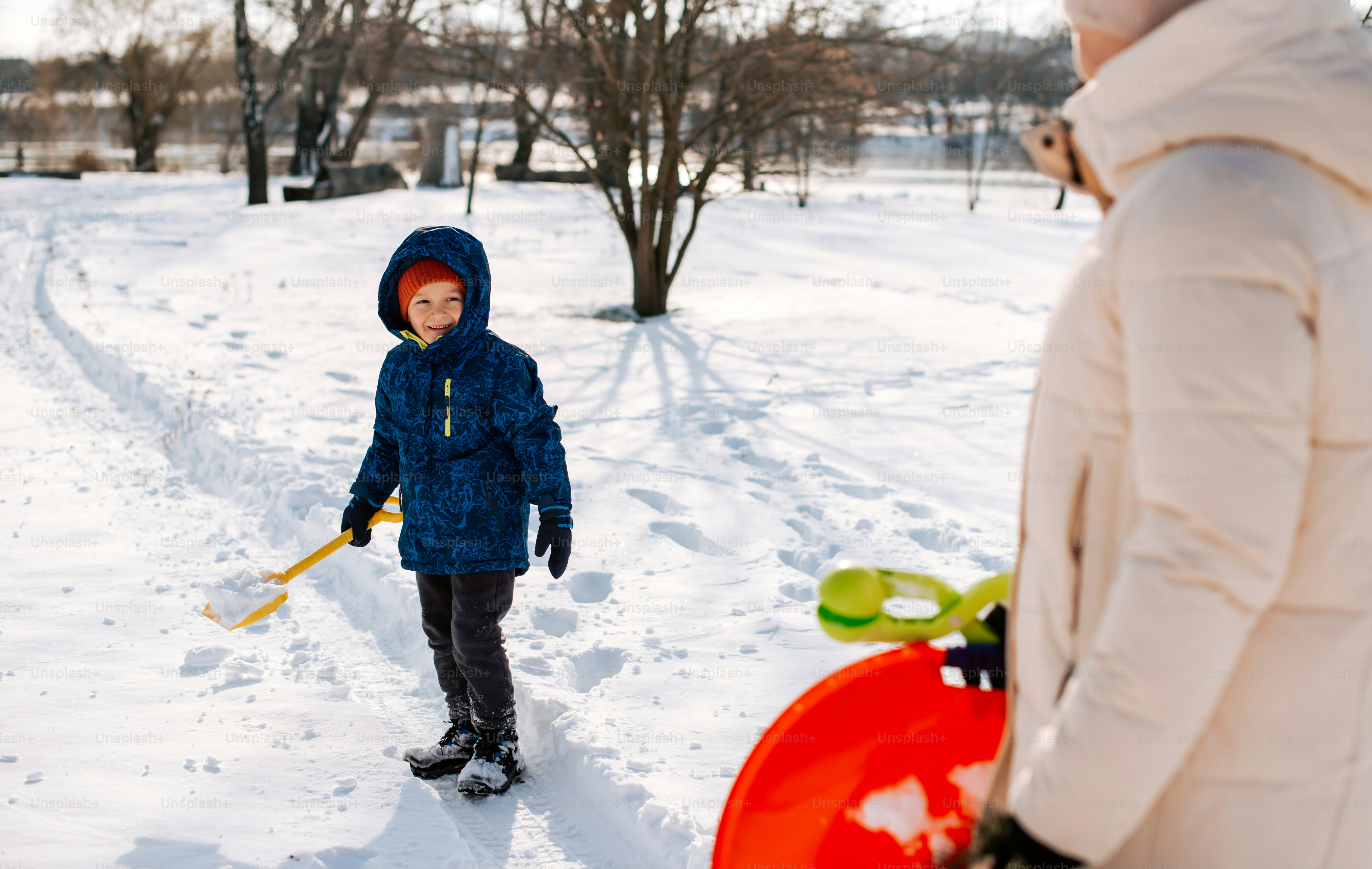 Un petit garçon joue dans la neige photo – Image de Hiver sur Unsplash