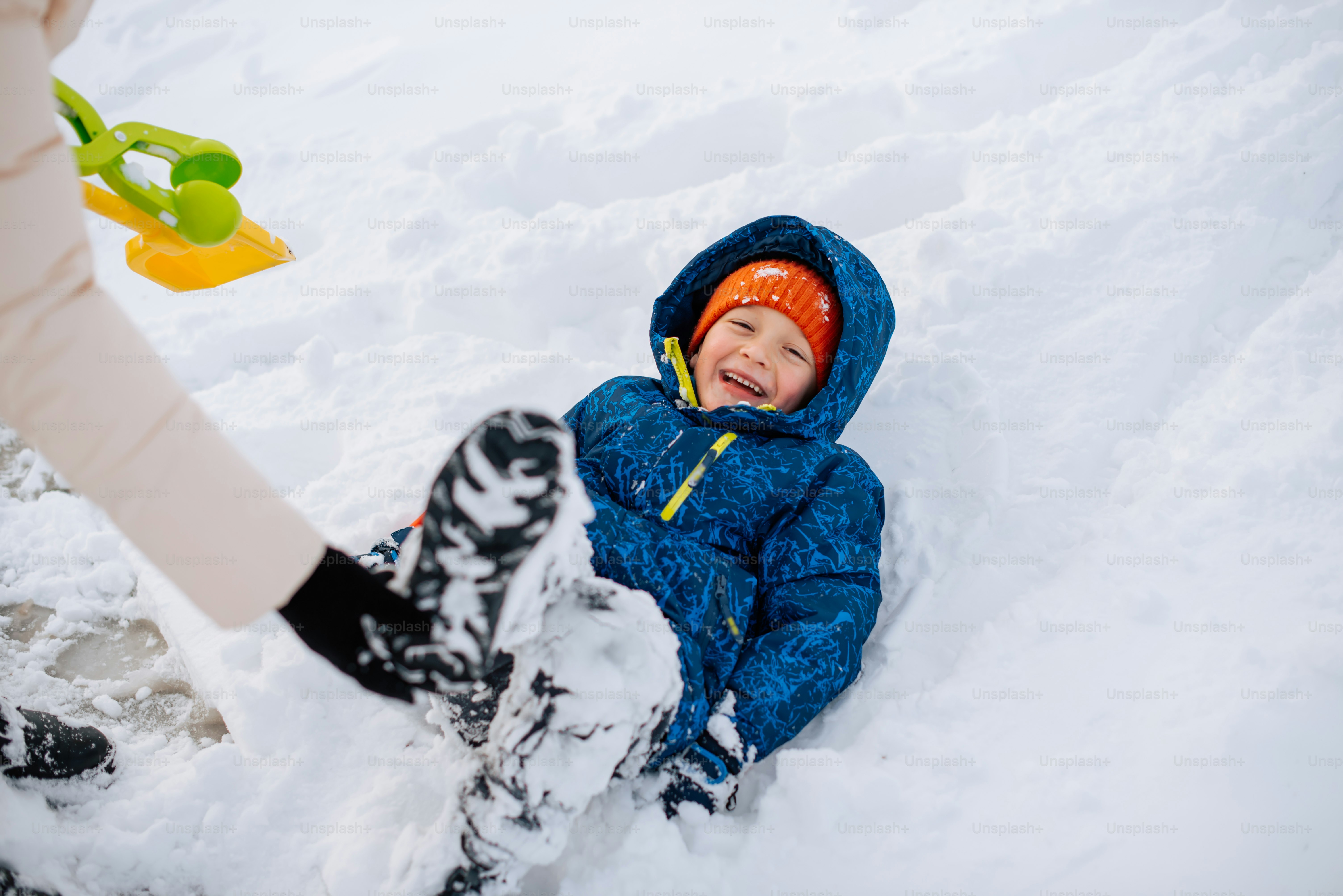 Un petit garçon joue dans la neige photo – Image de Hiver sur Unsplash