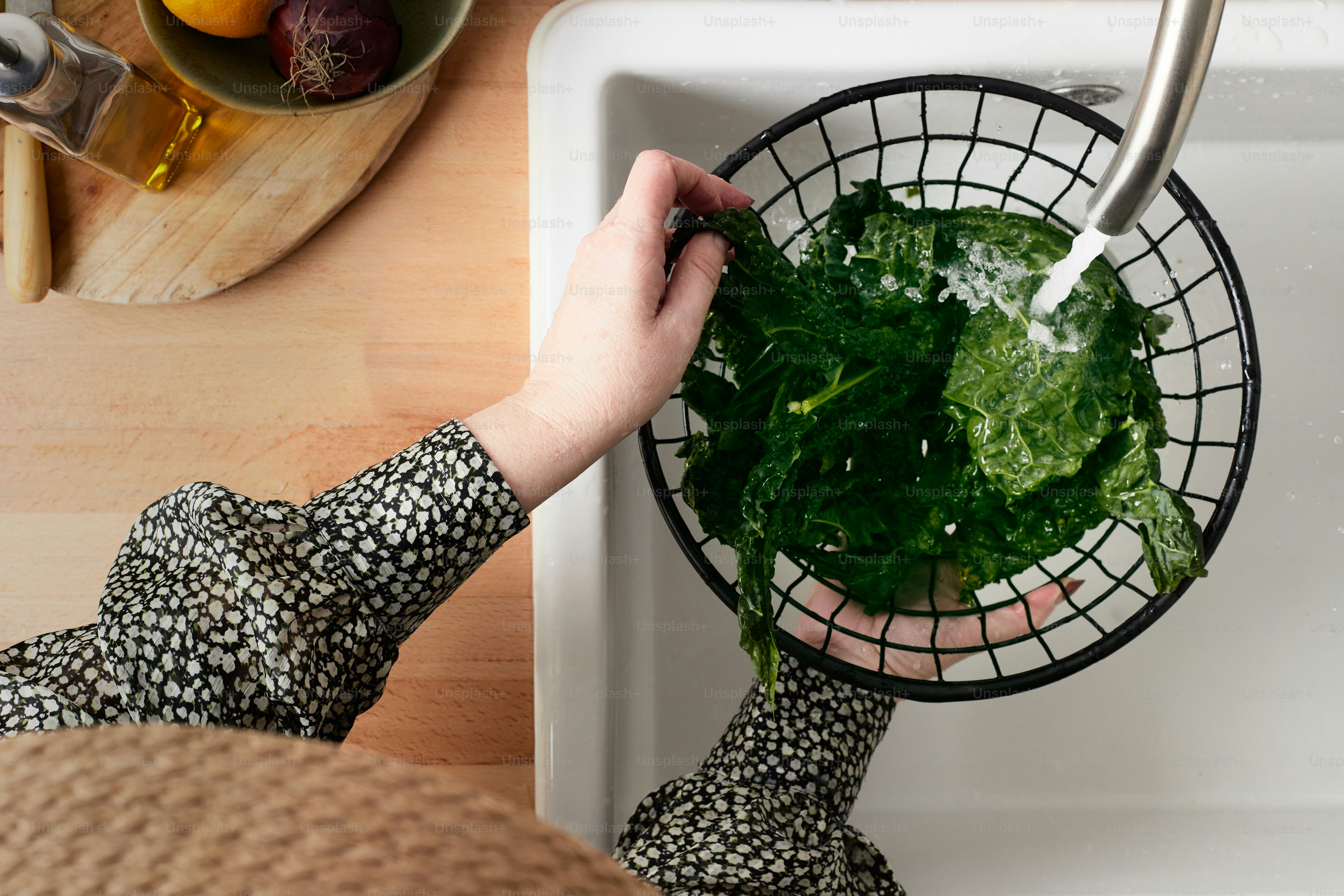 A person washing greens in a sink photo – Food Image on Unsplash
