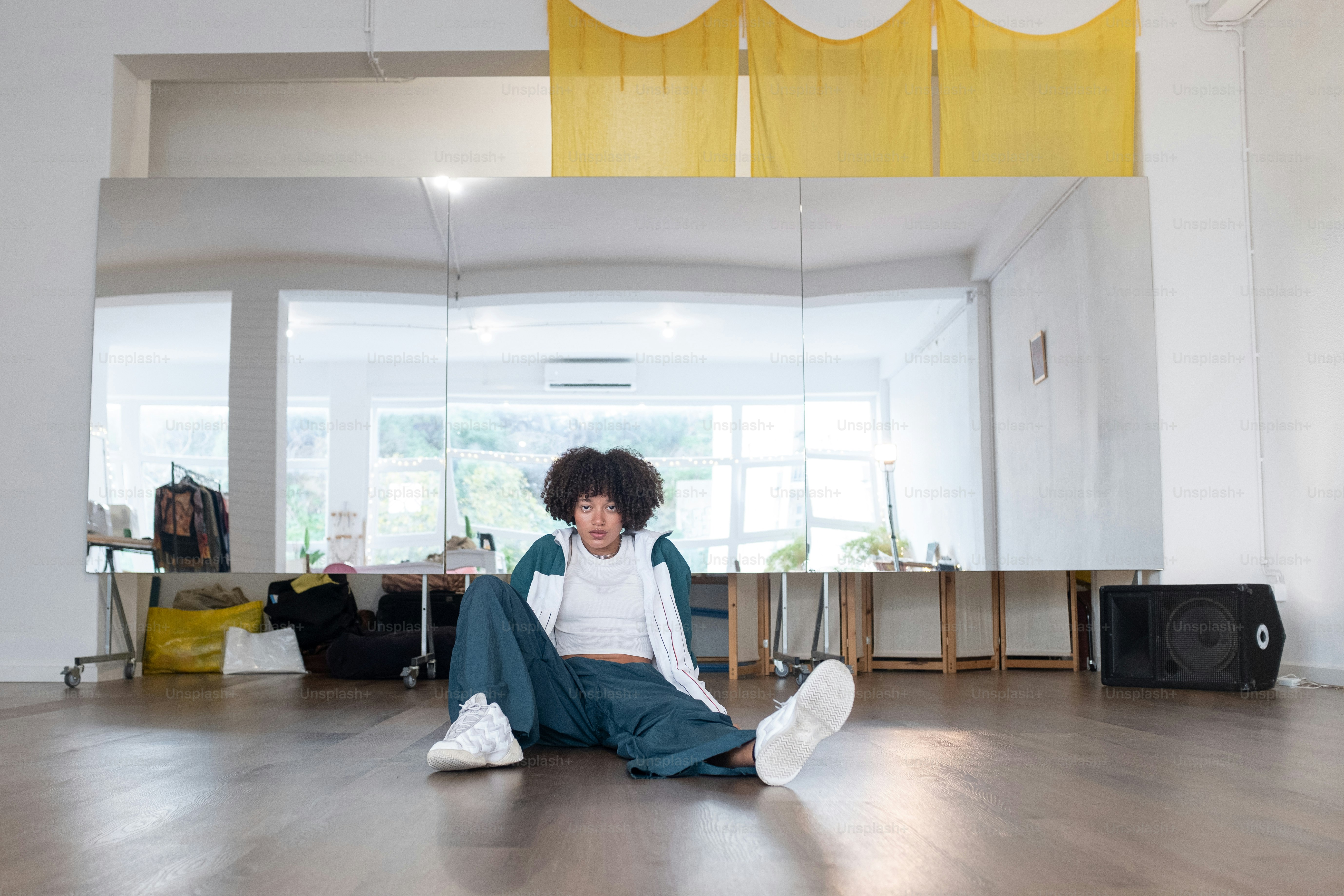 Une personne assise par terre dans une pièce photo – Femme afro ...