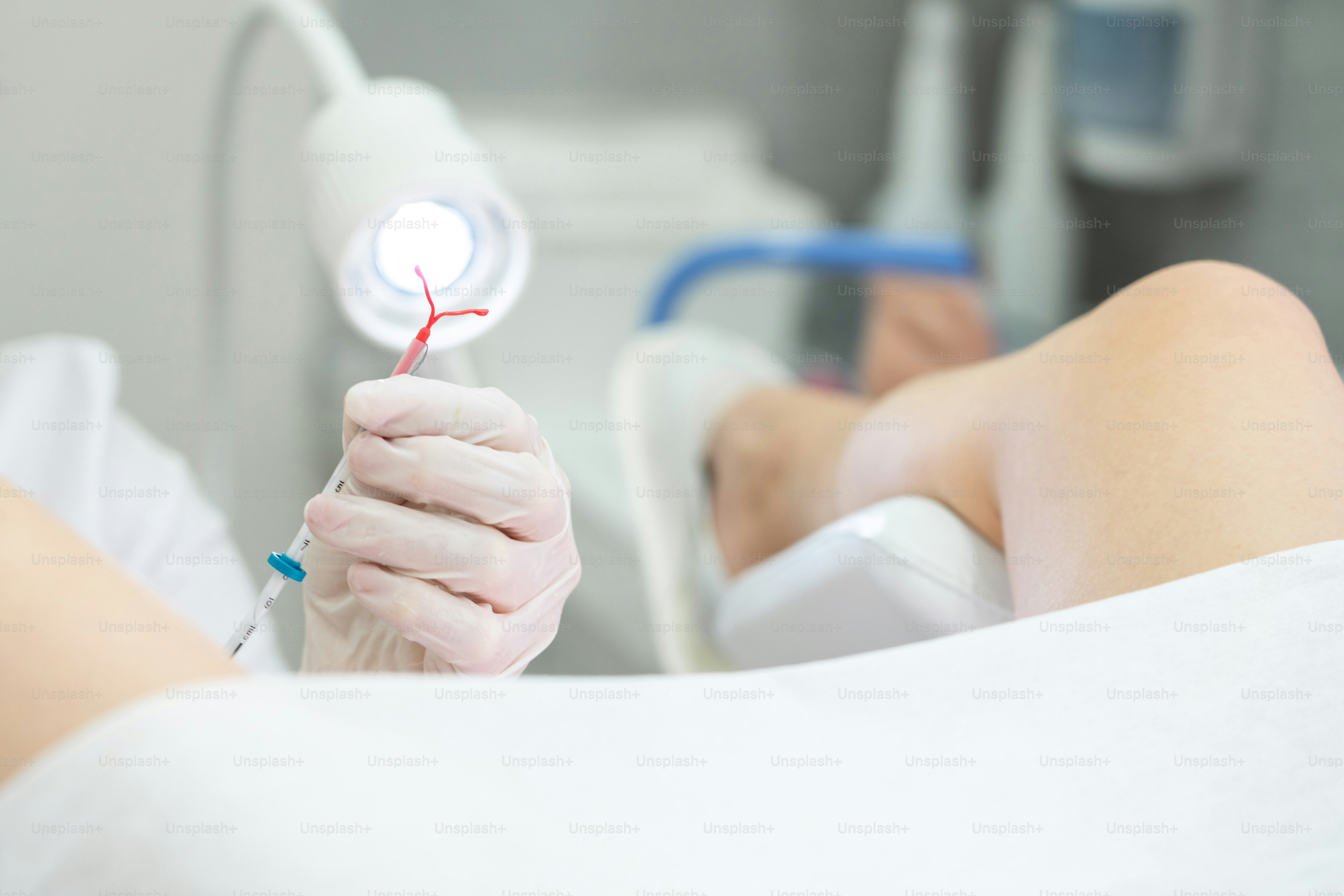 Foto Memegang perangkat koil tembaga KB IUD di tangan, digunakan untuk ...