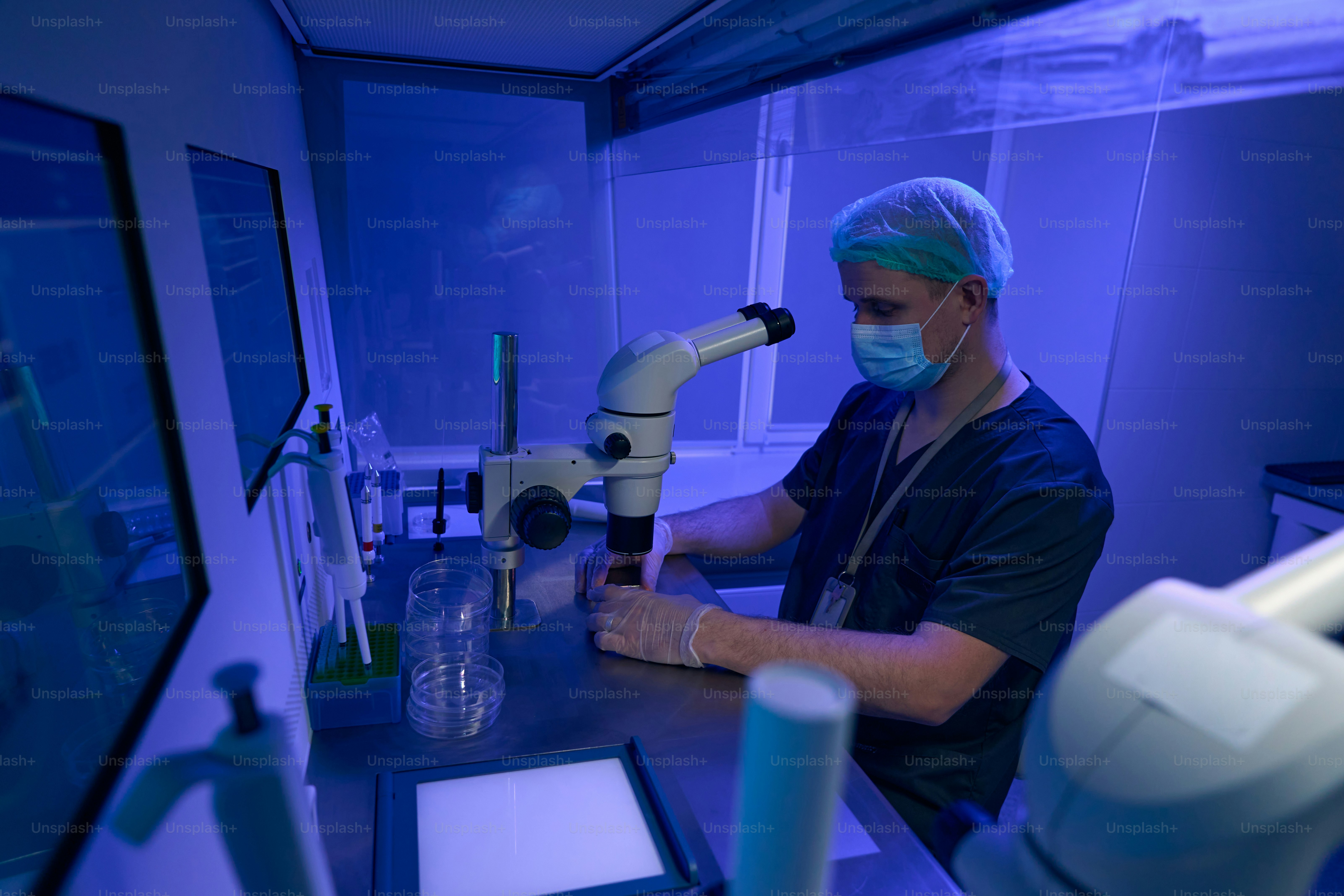 Foto Hombre con uniforme estéril, máscara facial protectora, guantes y ...
