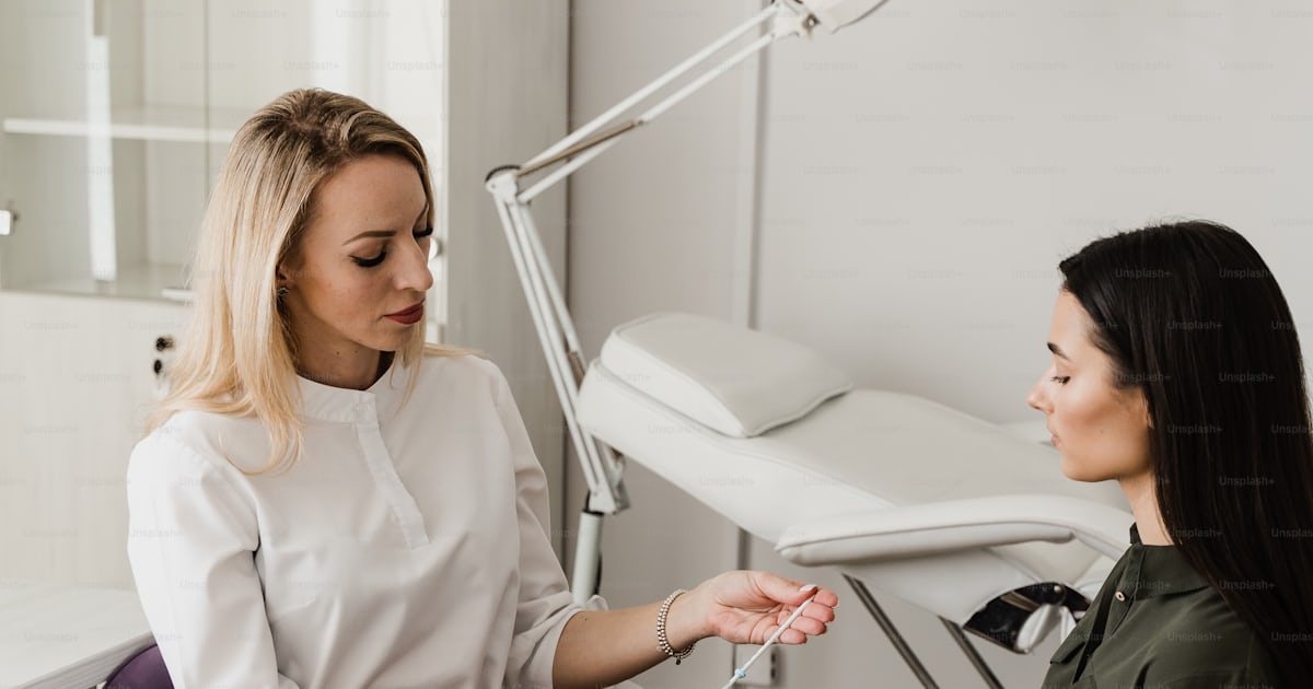 산부인과 의사가 자궁 내 장치 Iud를 자궁에 삽입하는 과정을 보여주고 있습니다 Iud 자궁 내 장치 피임에 관한 산부인과