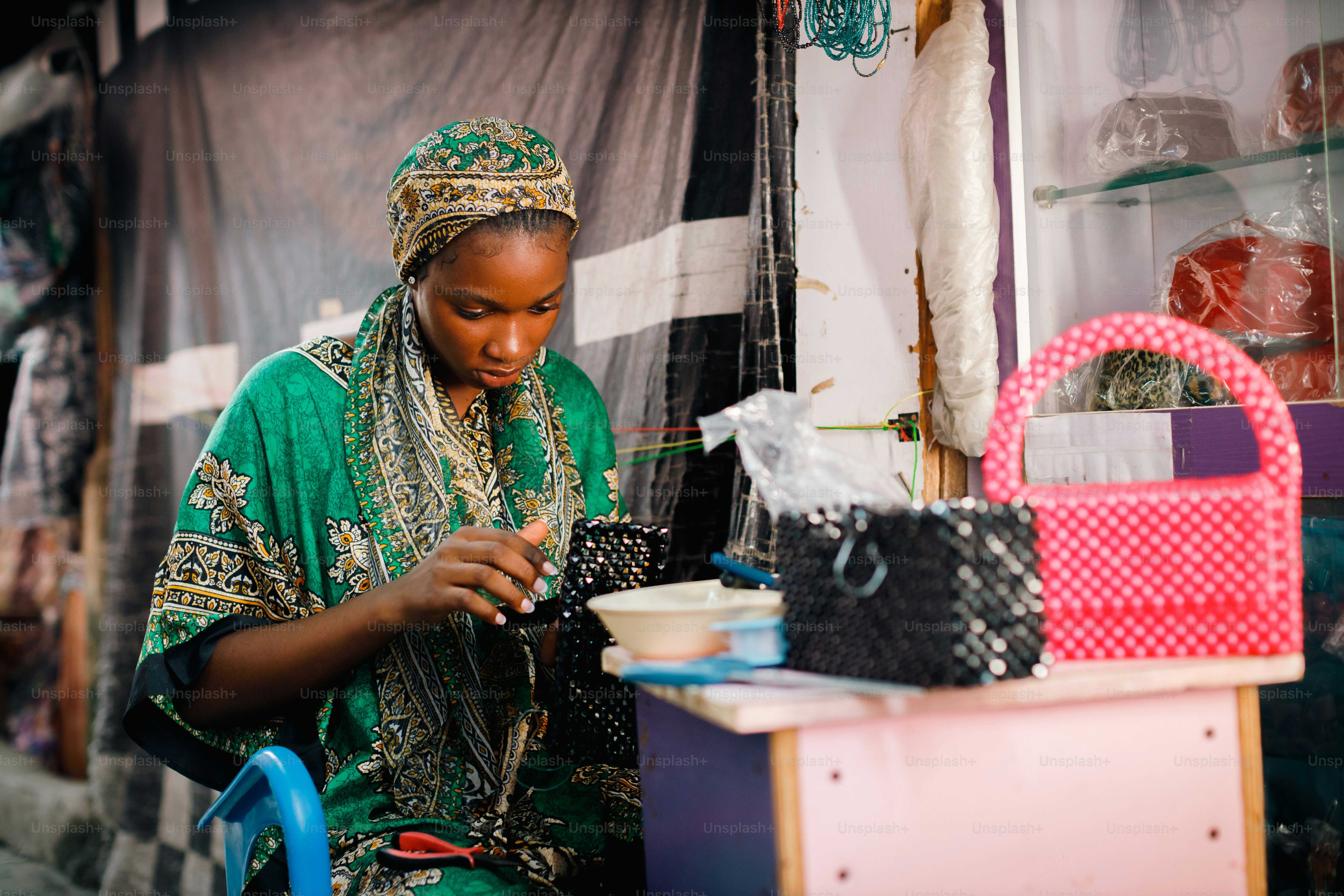 Uma mulher de vestido verde está olhando para o celular foto – Imagem ...