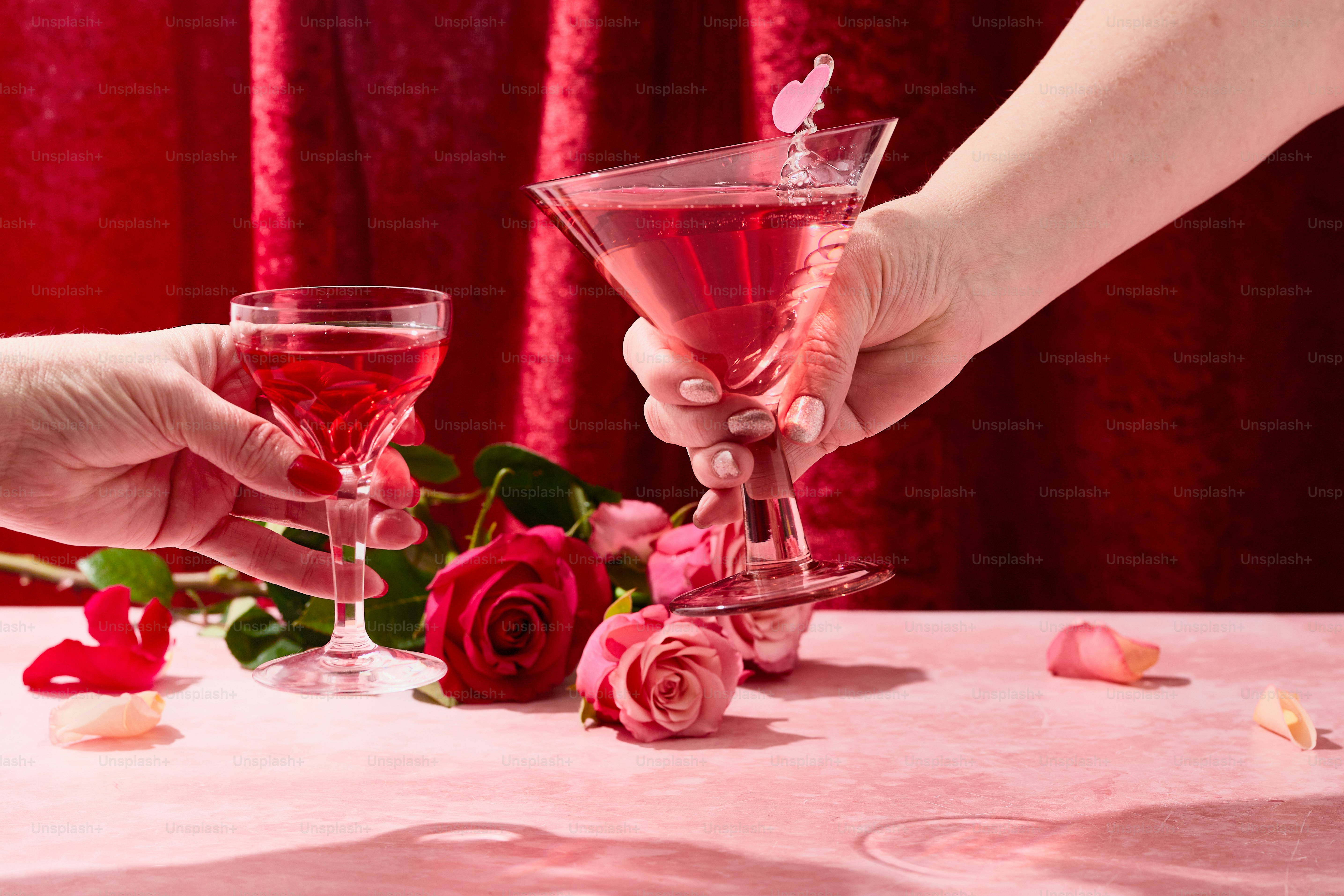 Ein Tablett, auf dem einige Weingläser stehen Foto – Bild zum Thema ...