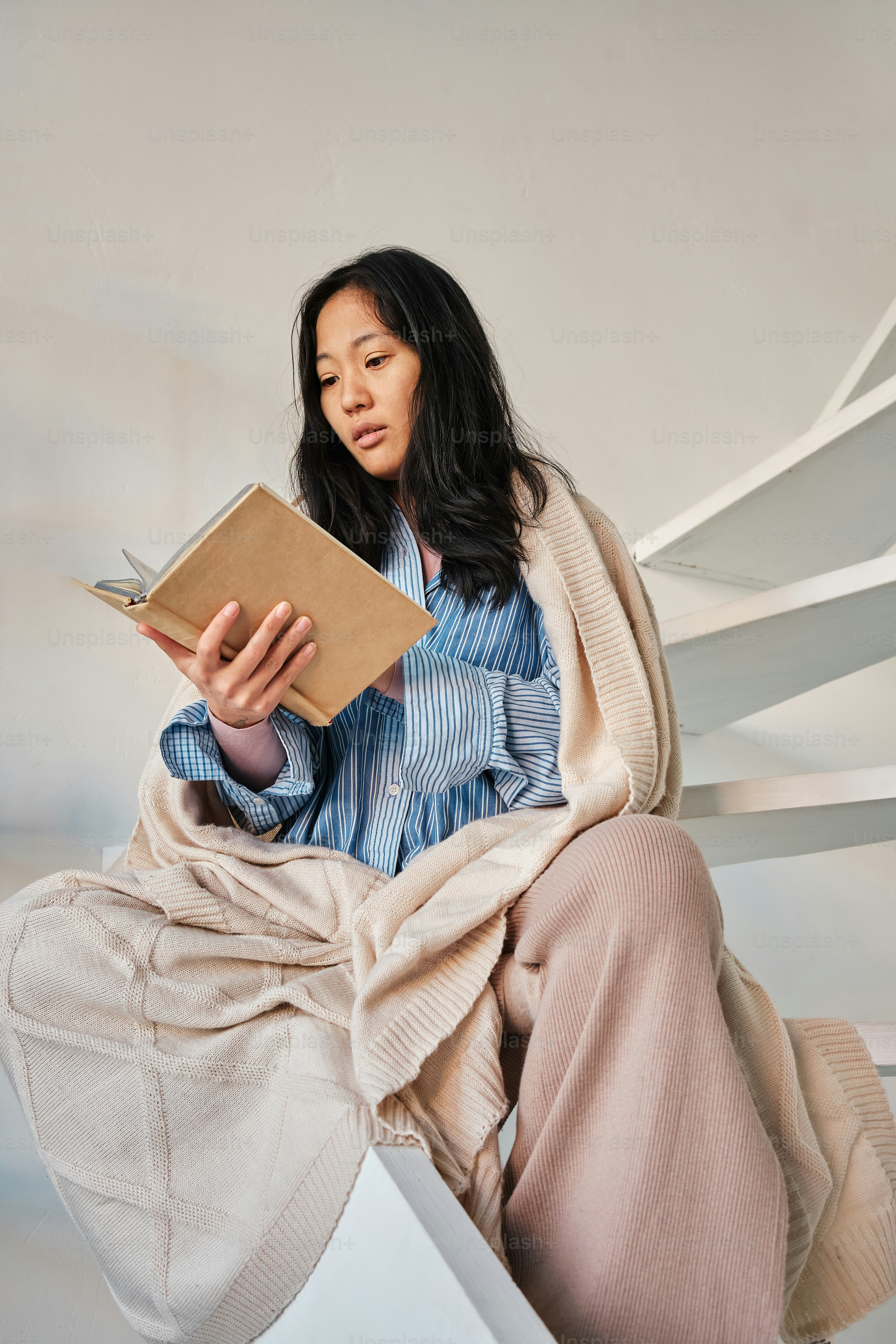A woman is sitting down reading a book photo – Adult Image on Unsplash