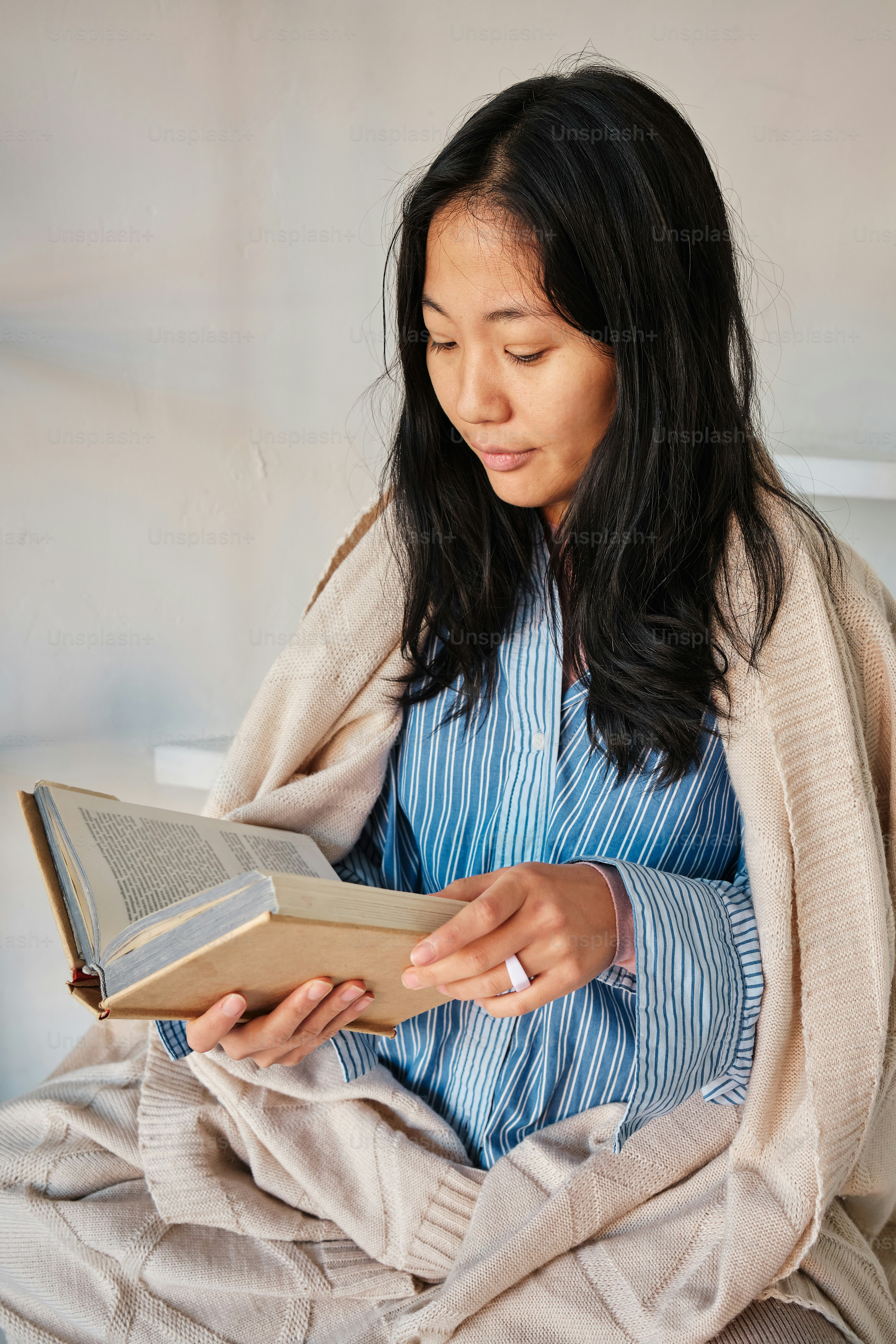 A woman sitting on a step reading a book photo – Thinking Image on Unsplash