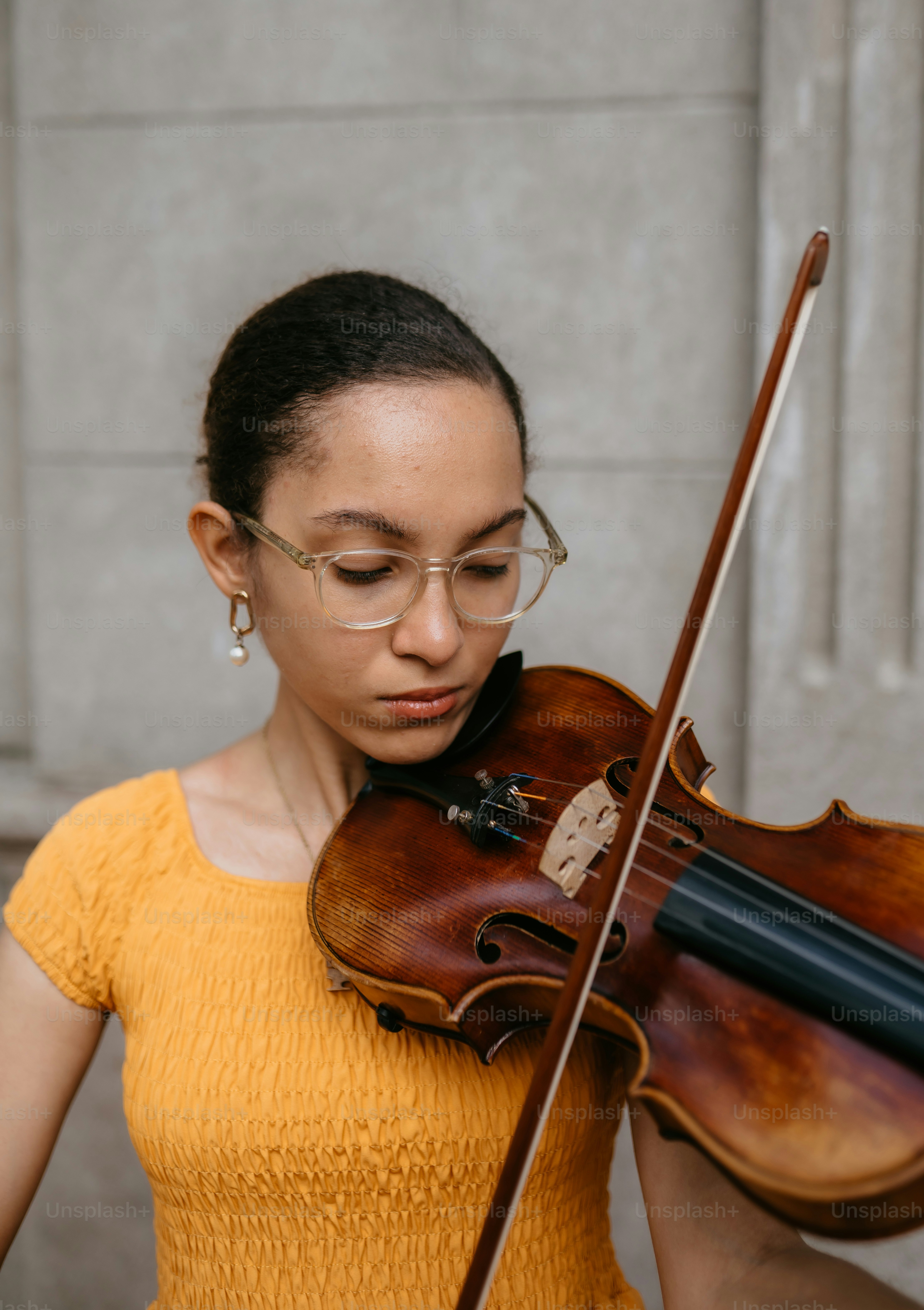 A woman in a yellow dress playing a violin photo – Fiddle Image on Unsplash