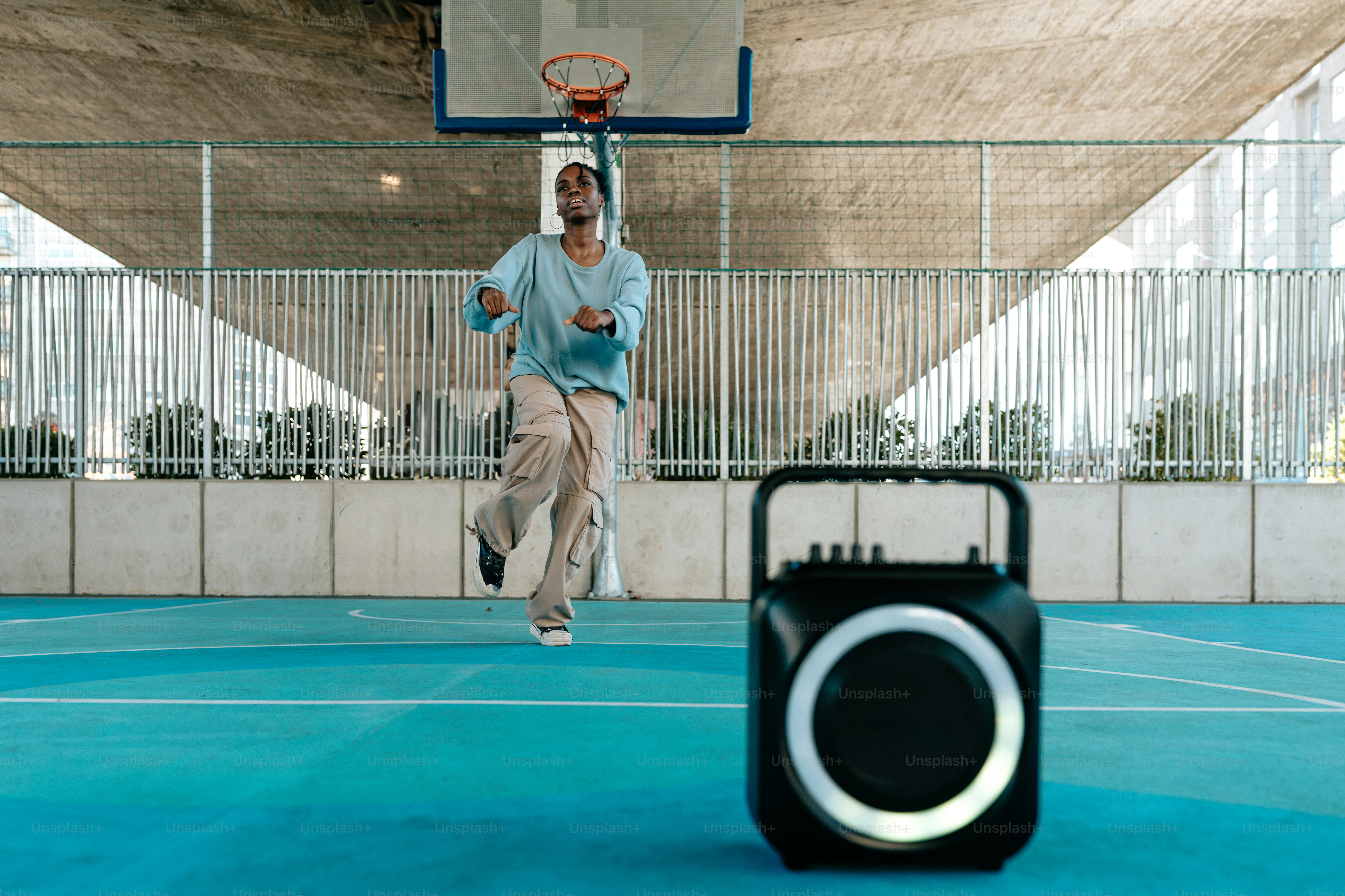 A man is playing basketball on a court photo – Performer Image on Unsplash