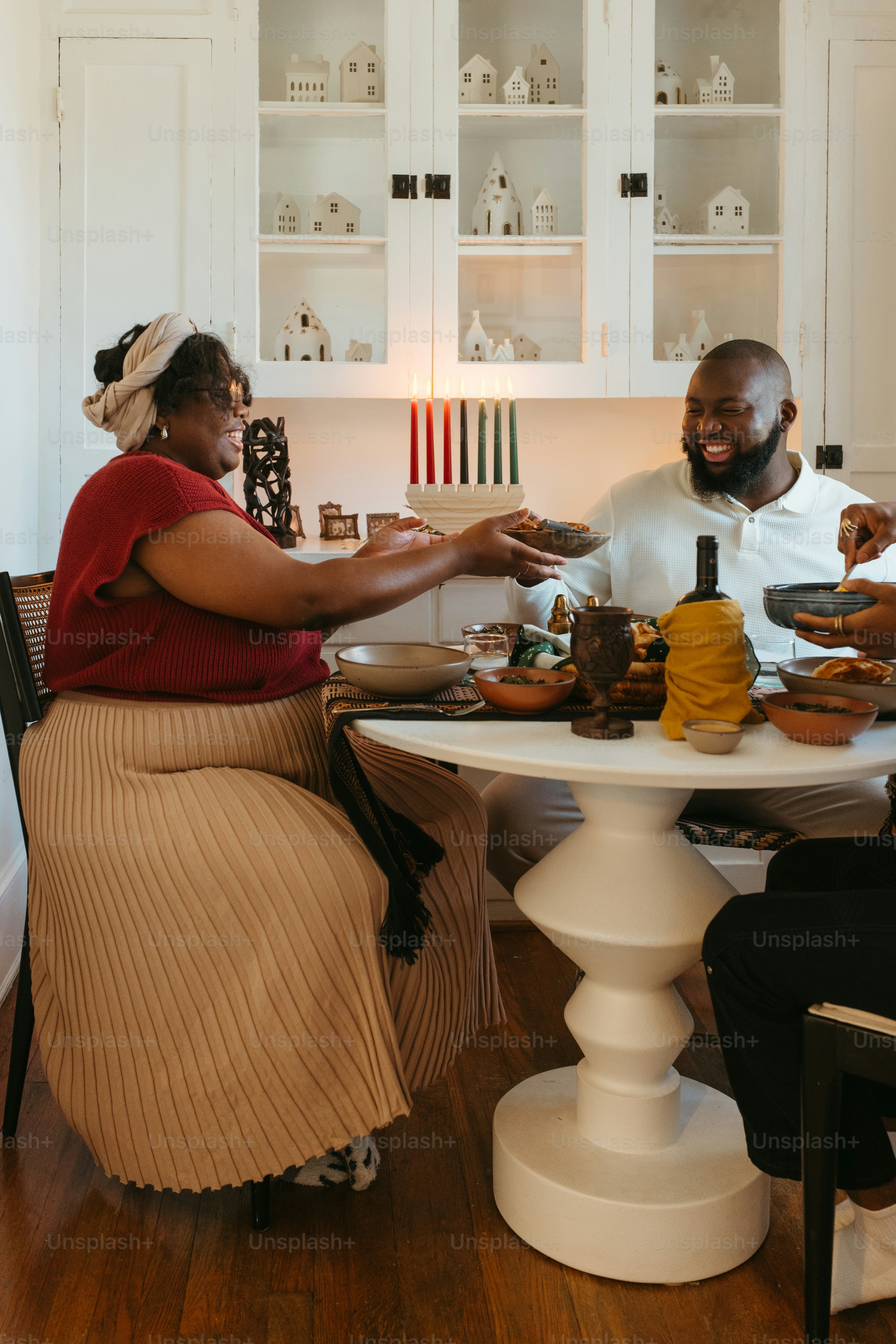 Un homme et une femme assis à une table partageant un repas photo ...