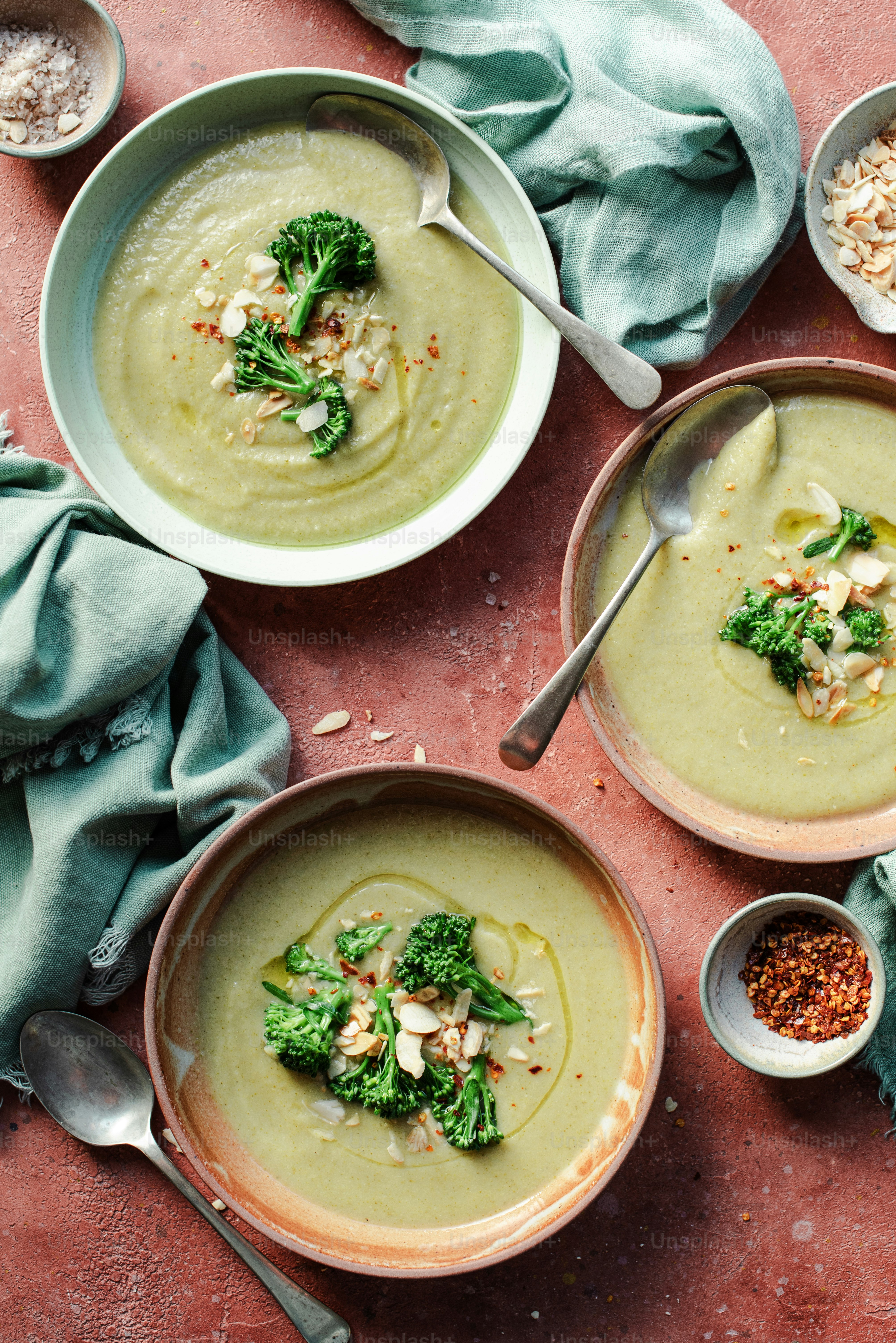 A bowl of broccoli soup on a table photo – Broccoli Image on Unsplash