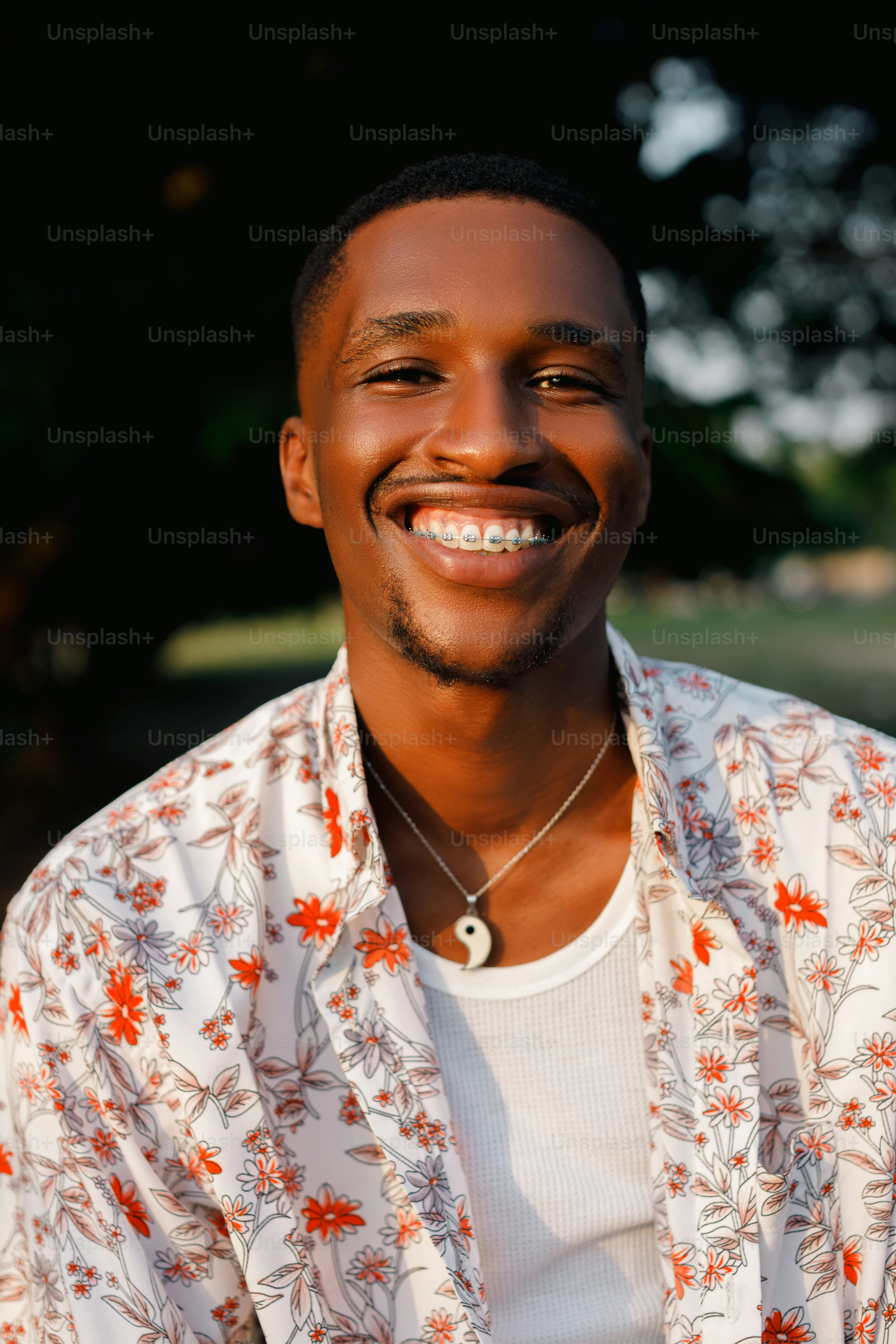 A man with a smile on his face photo – Laugh Image on Unsplash