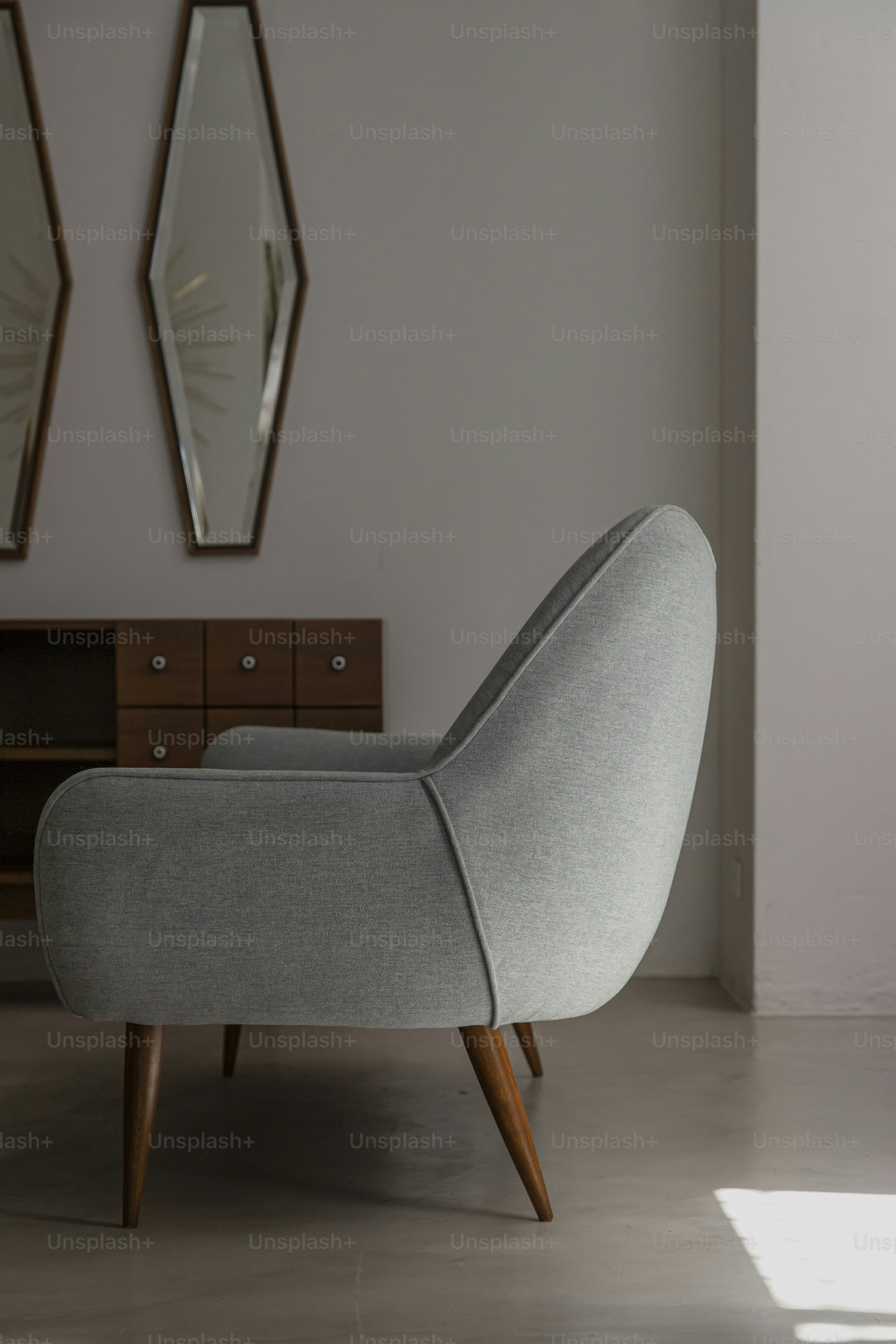 Una silla sentada en una habitación junto a una mesa foto – Imagen de ...