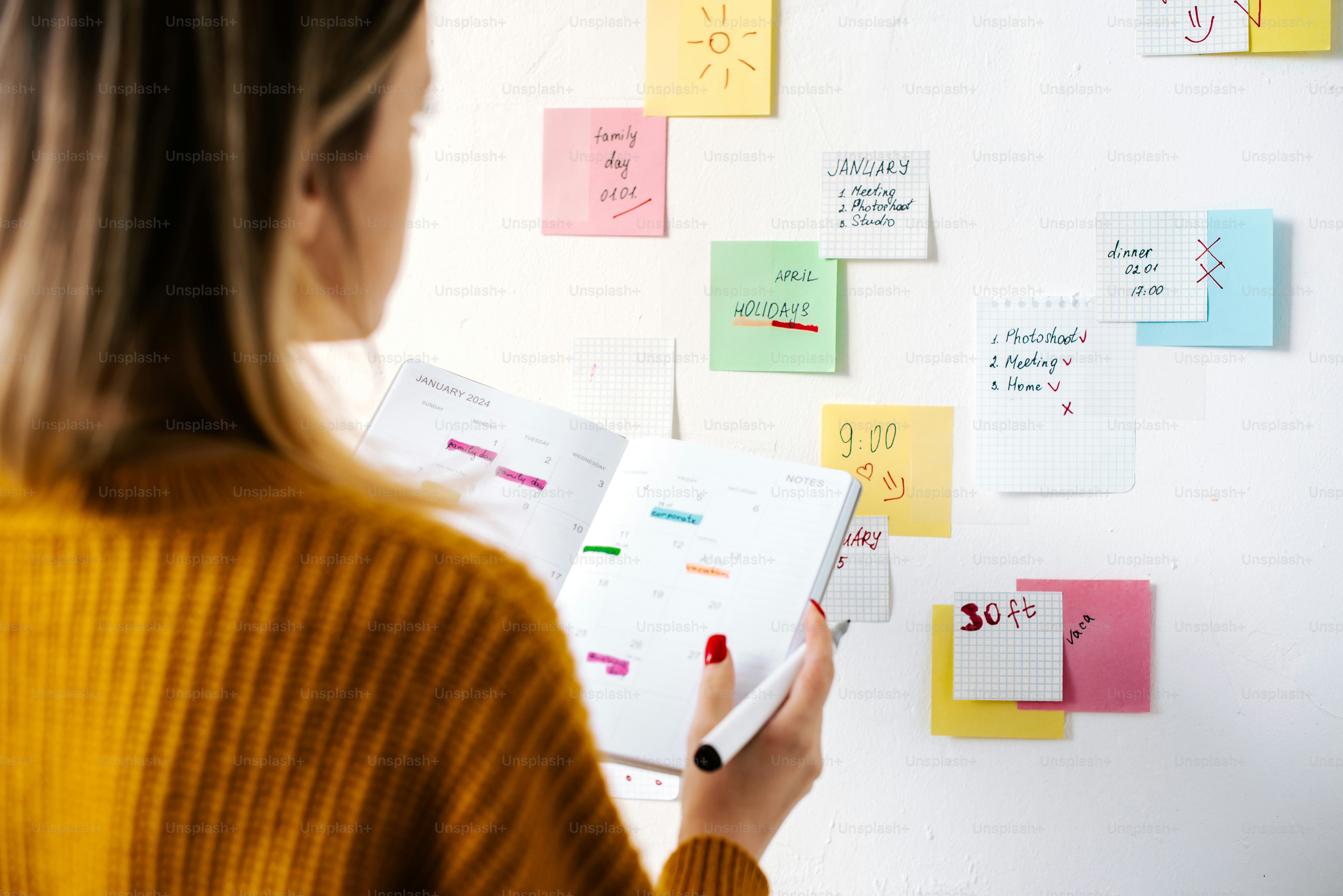 Un mur blanc couvert de beaucoup de post-it photo – Image de ...