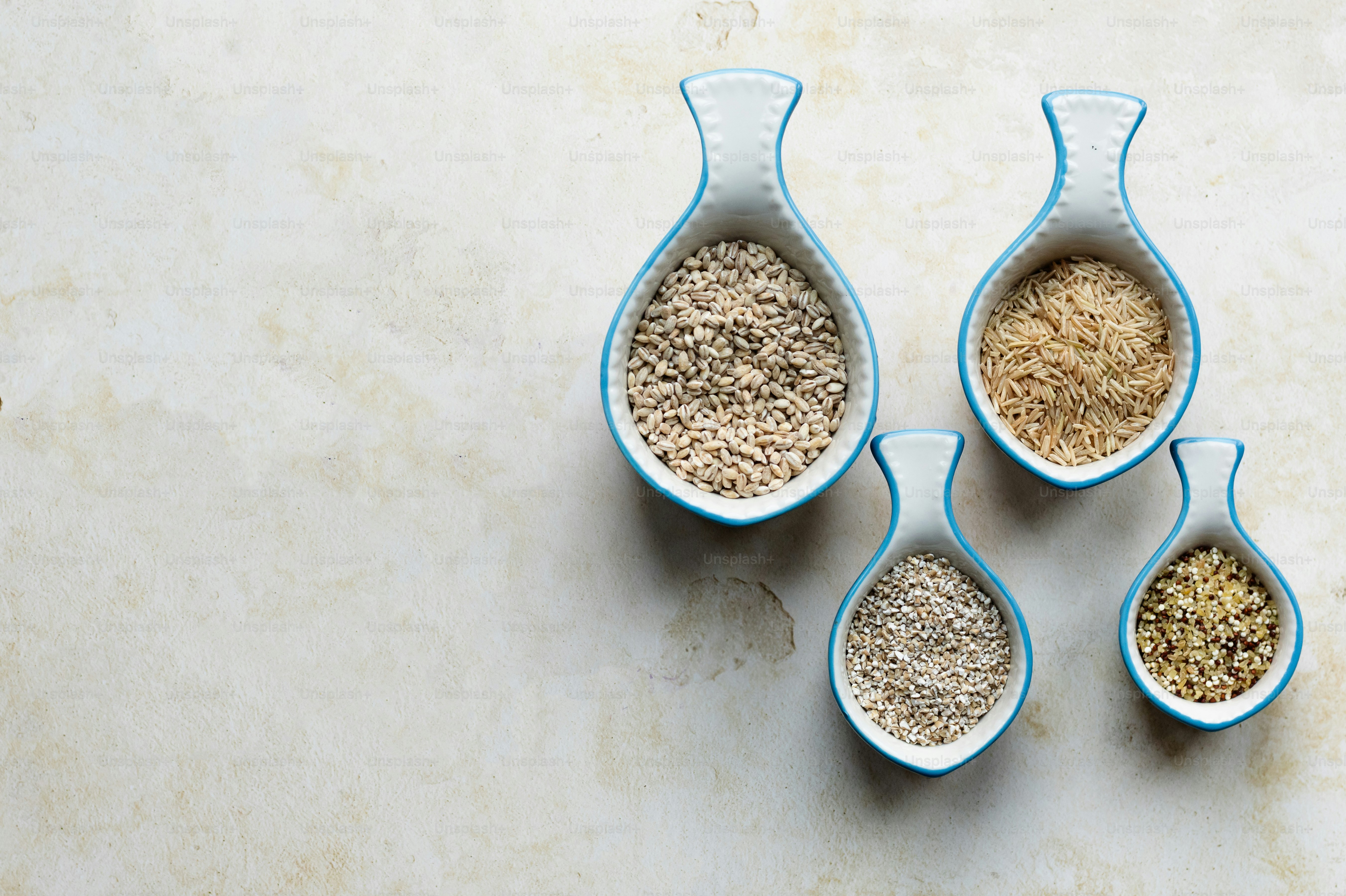 Trois cuillères remplies de différents types de graines photo – Grains ...