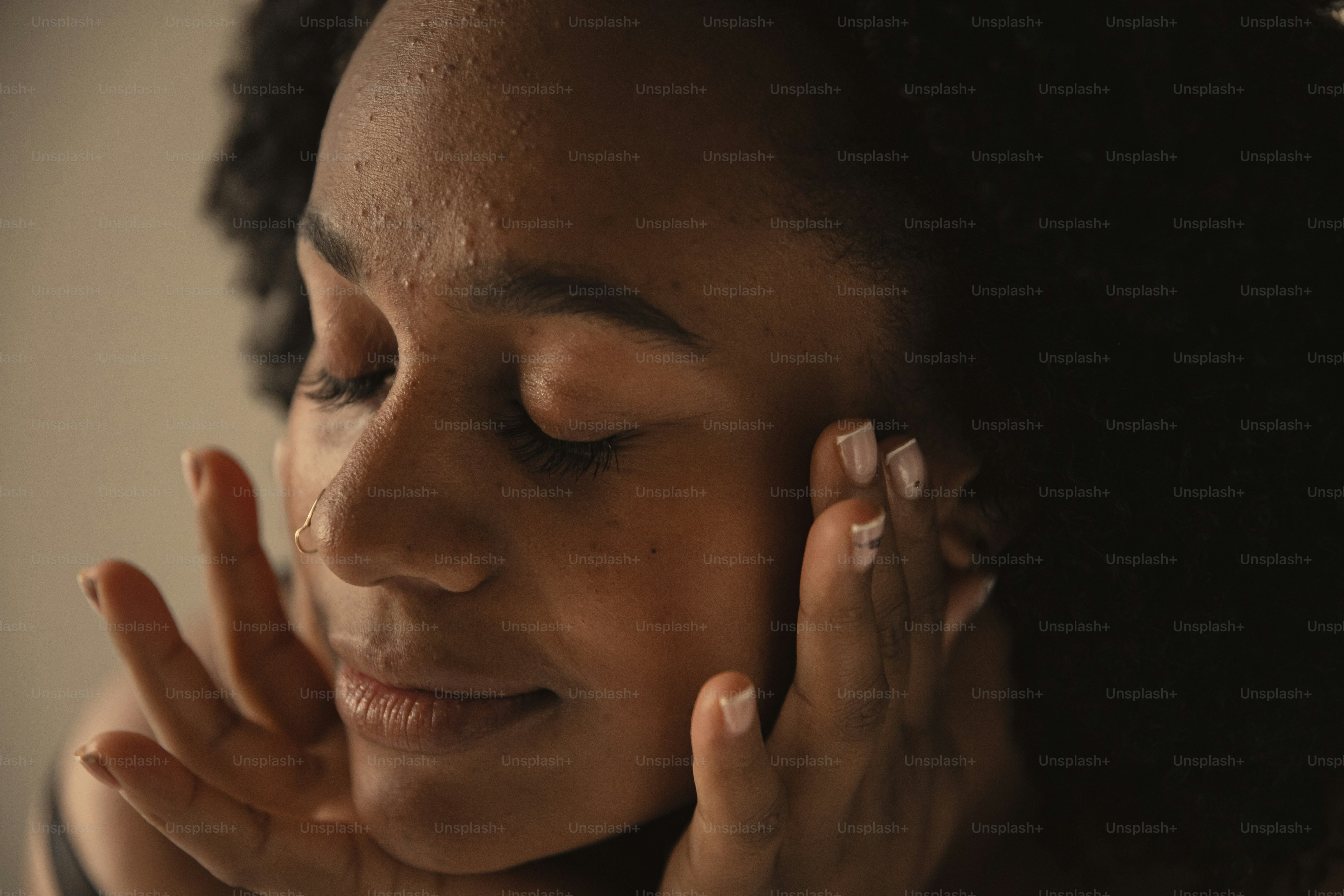 Un primer plano de una persona sosteniendo un teléfono celular foto ...