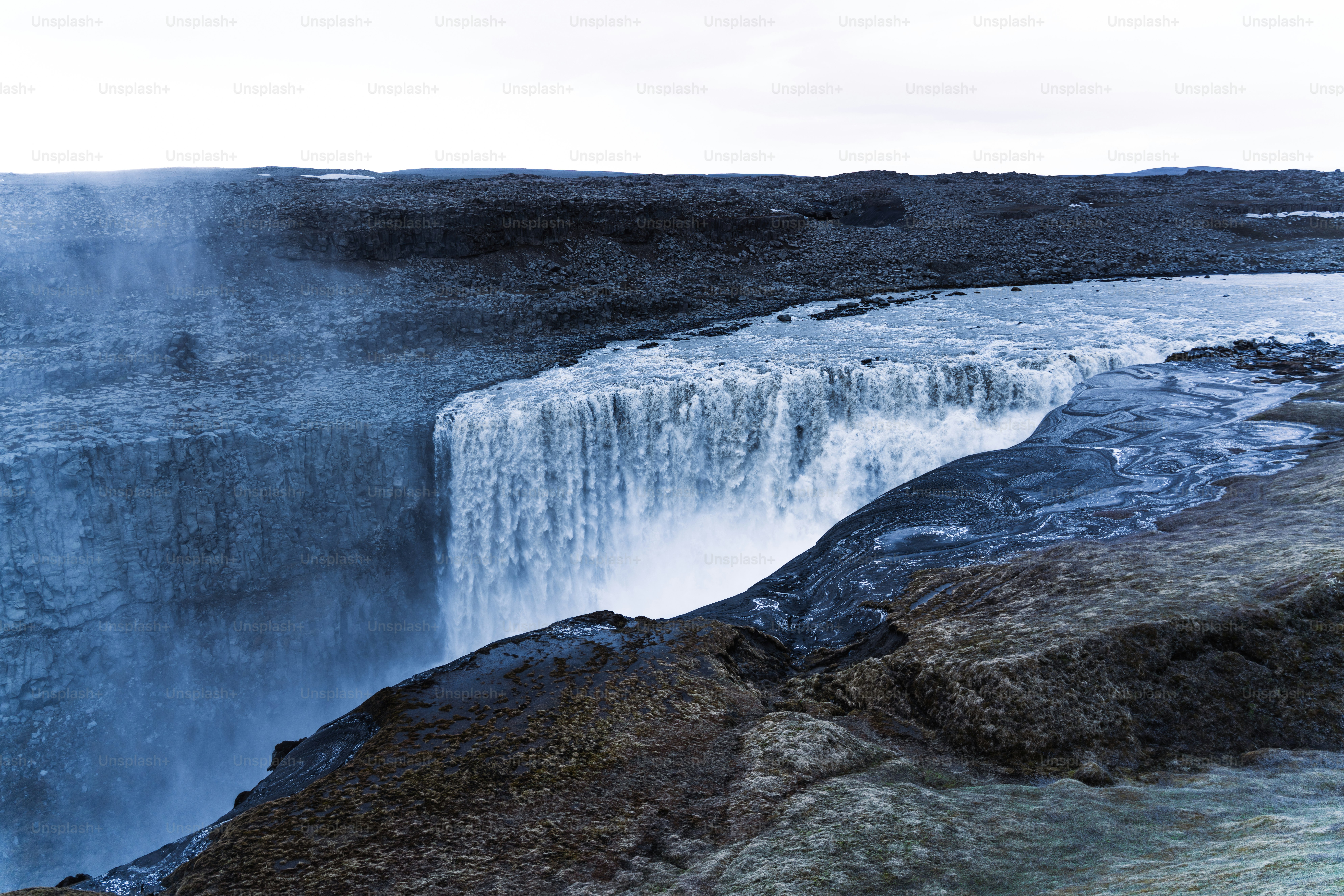 Foto zum Thema Ein großer Wasserfall, aus dem Wasser herausströmt ...