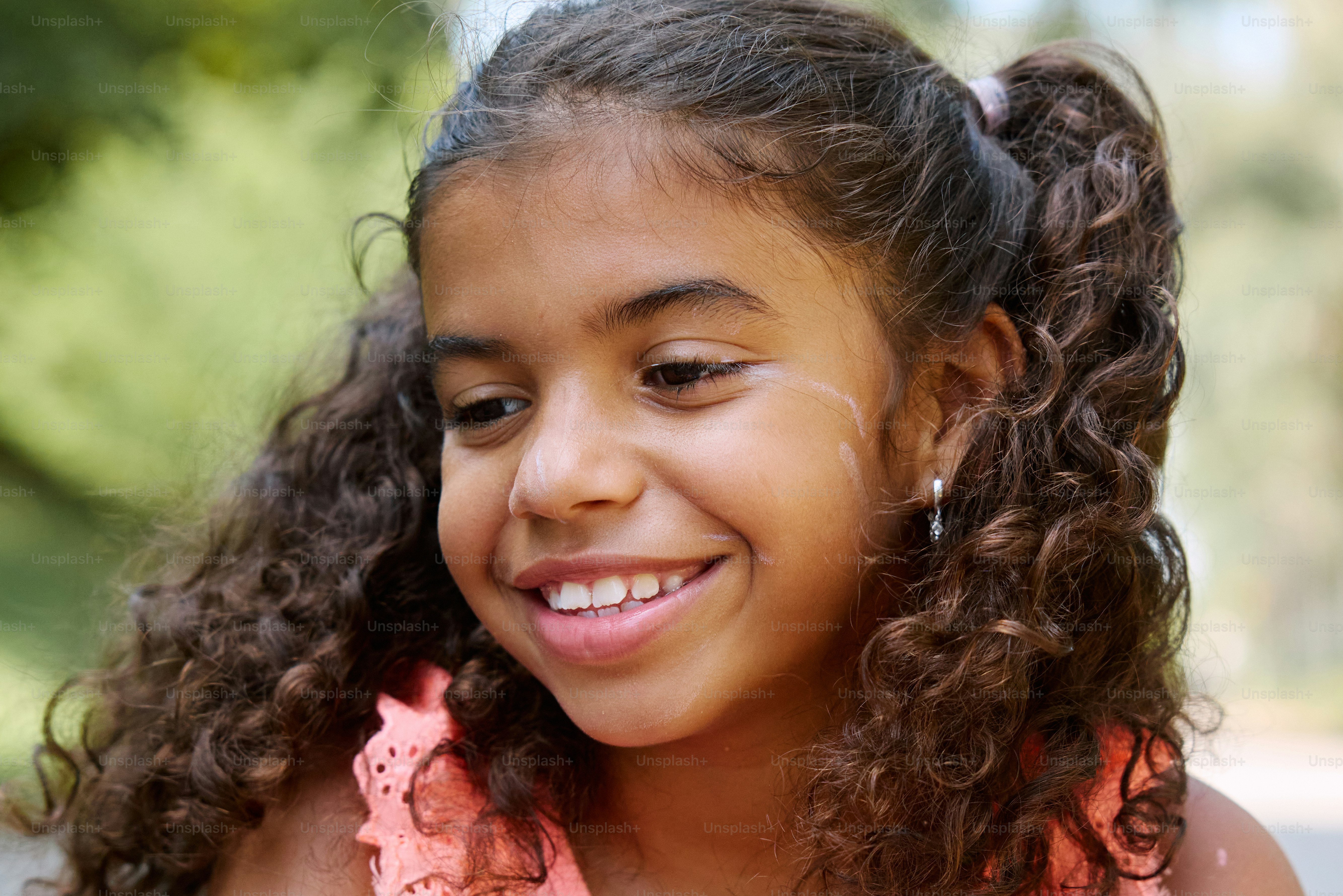 A little girl with a smile on her face photo – Tween Image on Unsplash