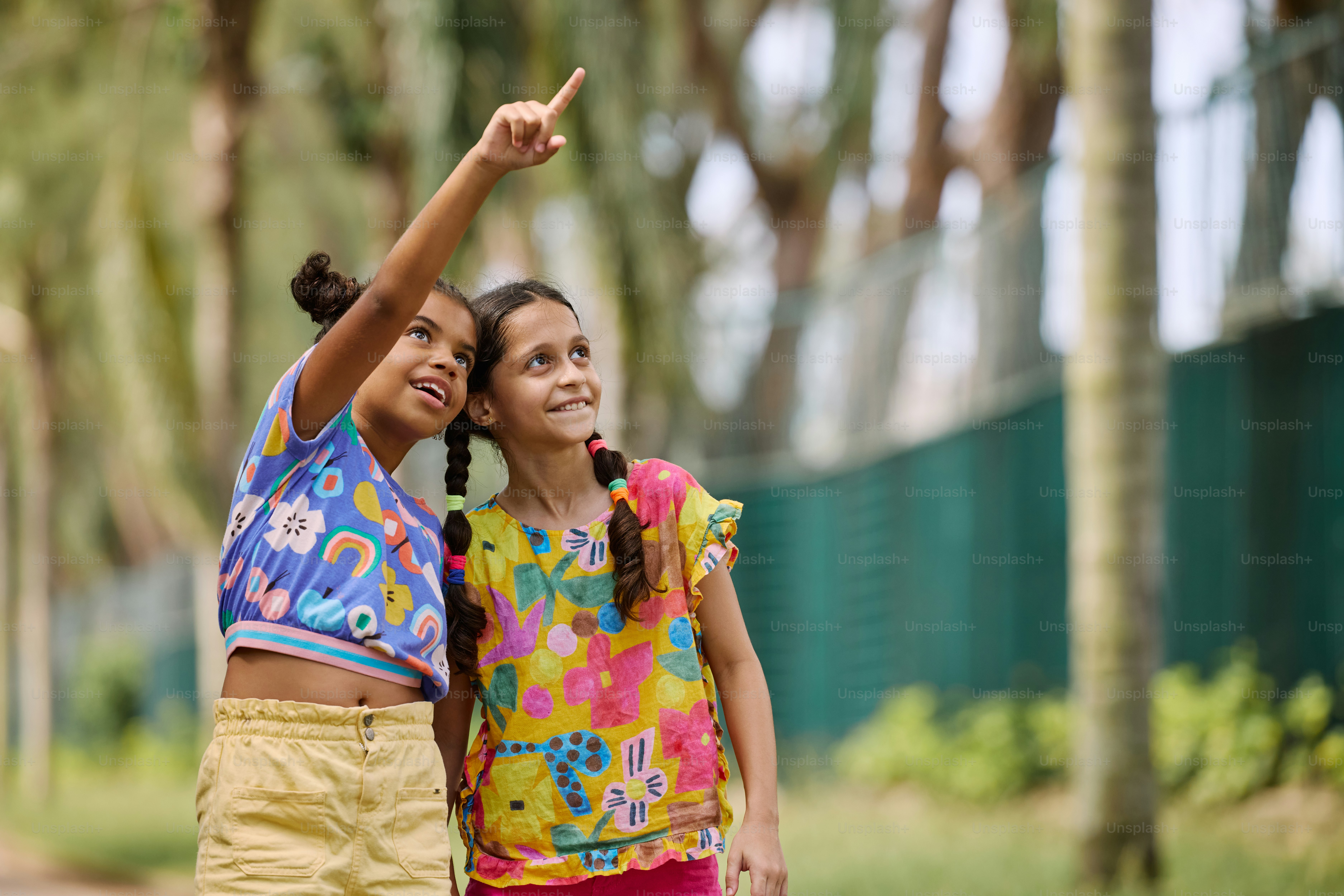 Two young girls standing next to each other photo – Tween Image on Unsplash