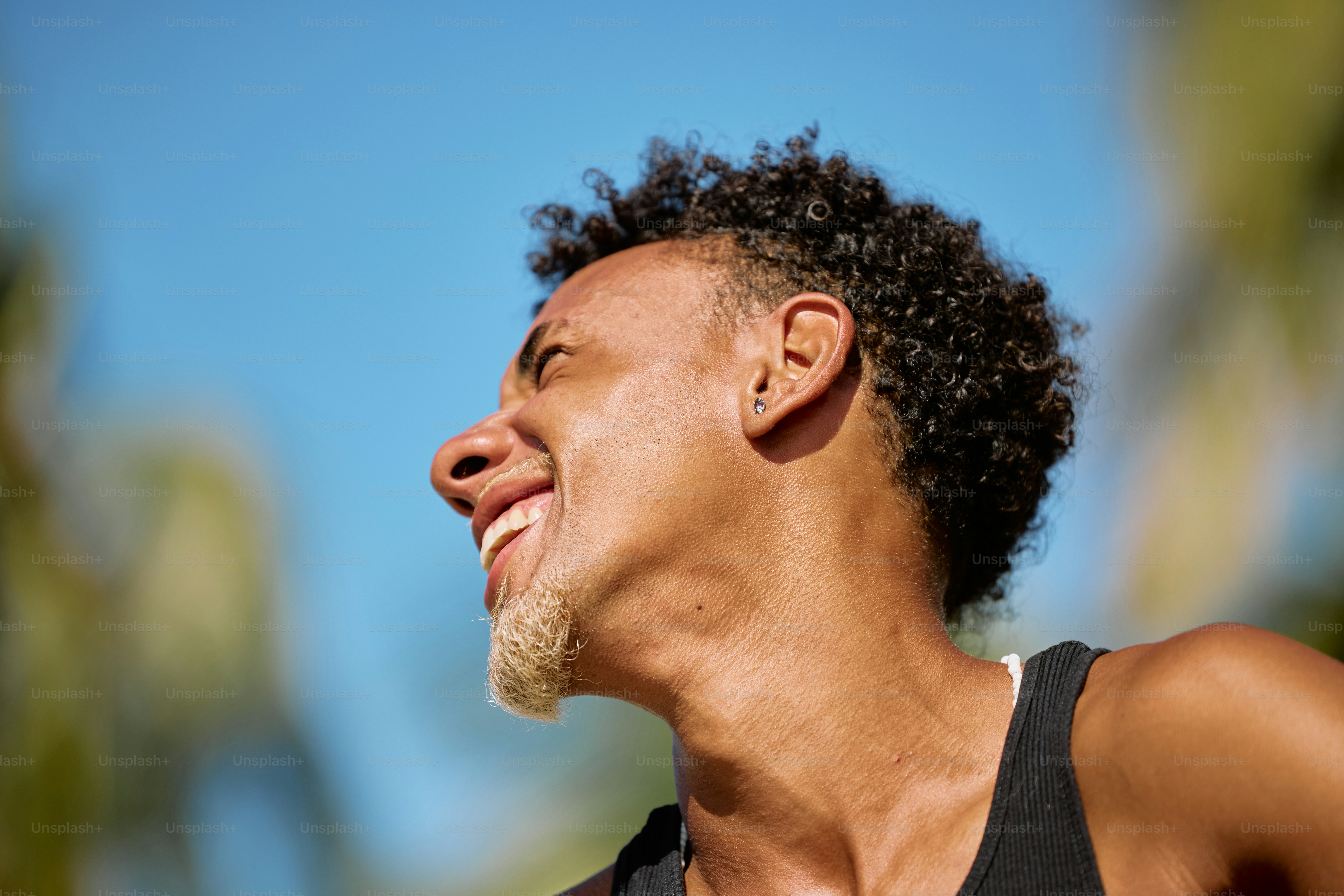 Un primer plano de una persona con barba foto – Imagen de Hombre en ...