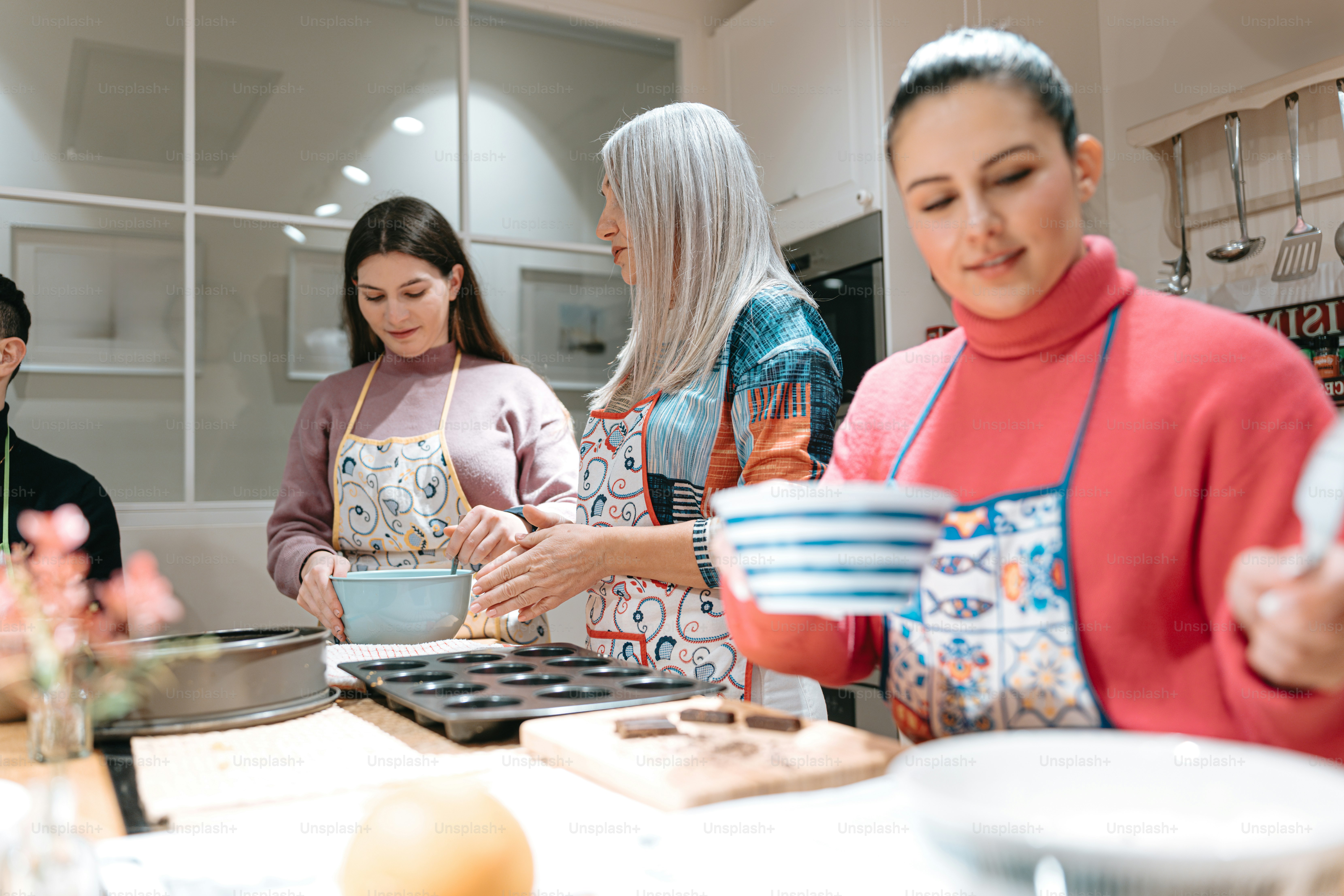 A group of people in a kitchen preparing food photo – Workshop Image on Unsplash