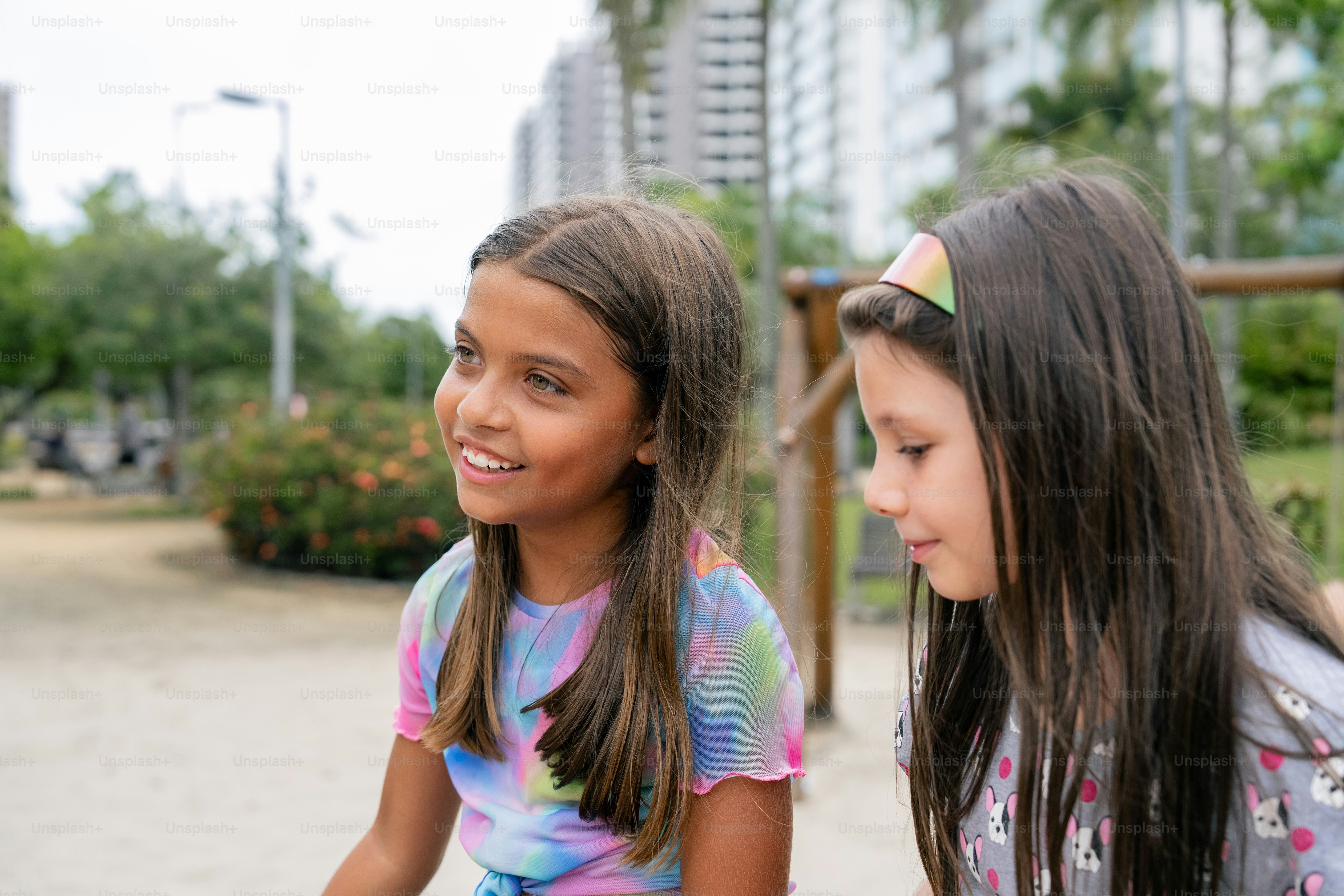 Two young girls sitting next to each other photo – Tween Image on Unsplash