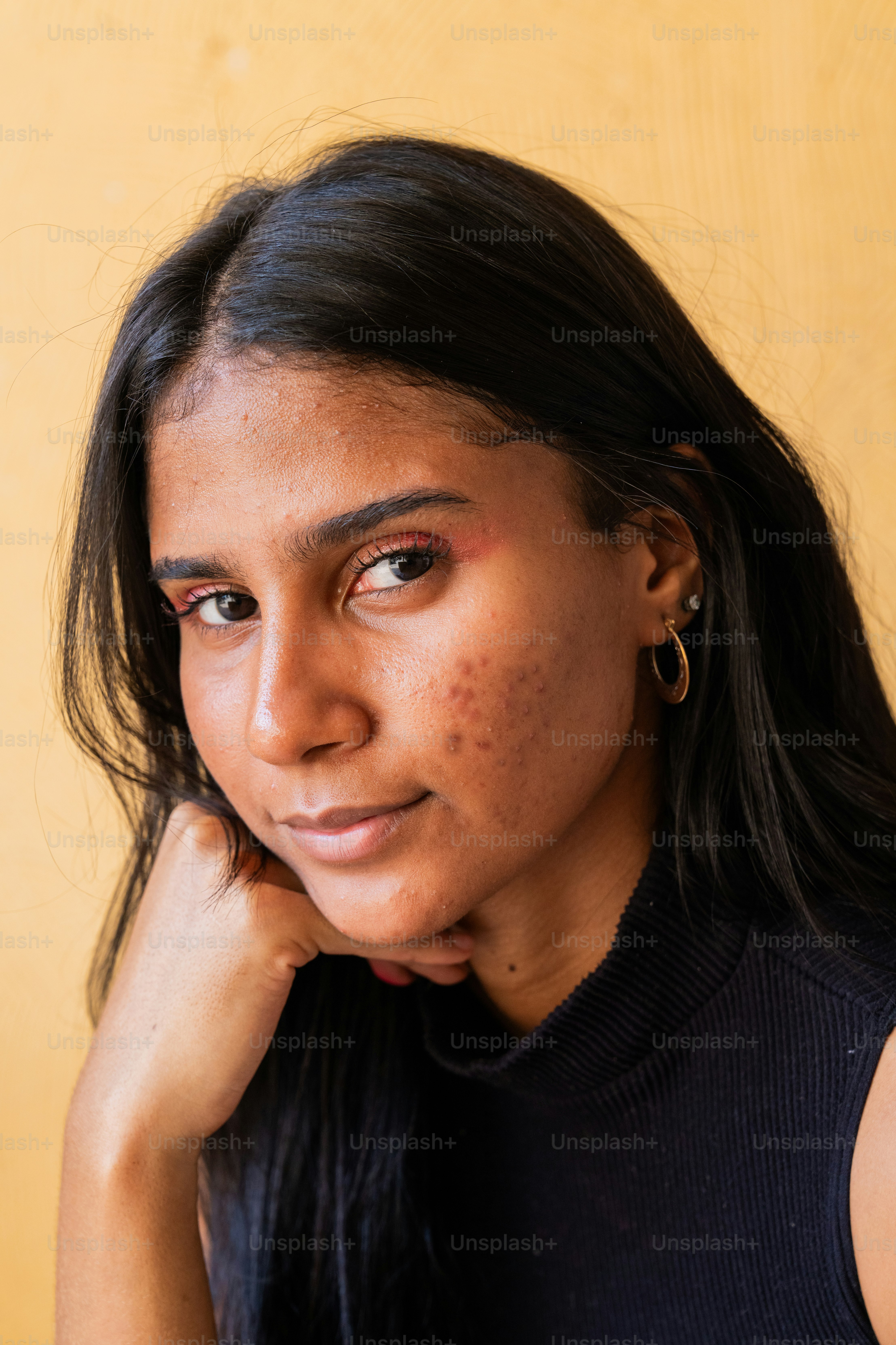 Una mujer con pecas en la cara posando para una foto foto – Imagen de ...