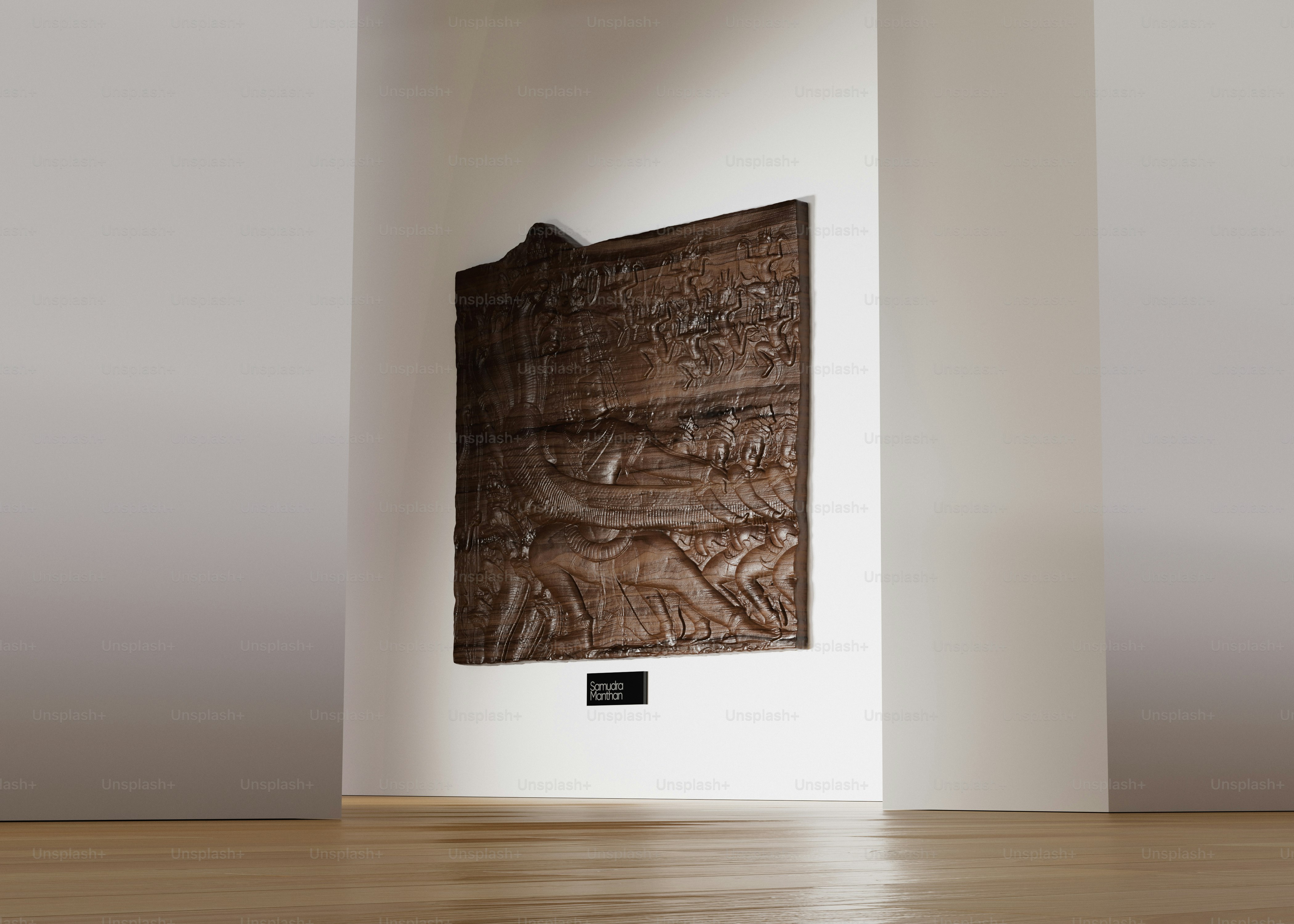 Una obra de arte colgada en la pared de una habitación foto – Imagen de ...