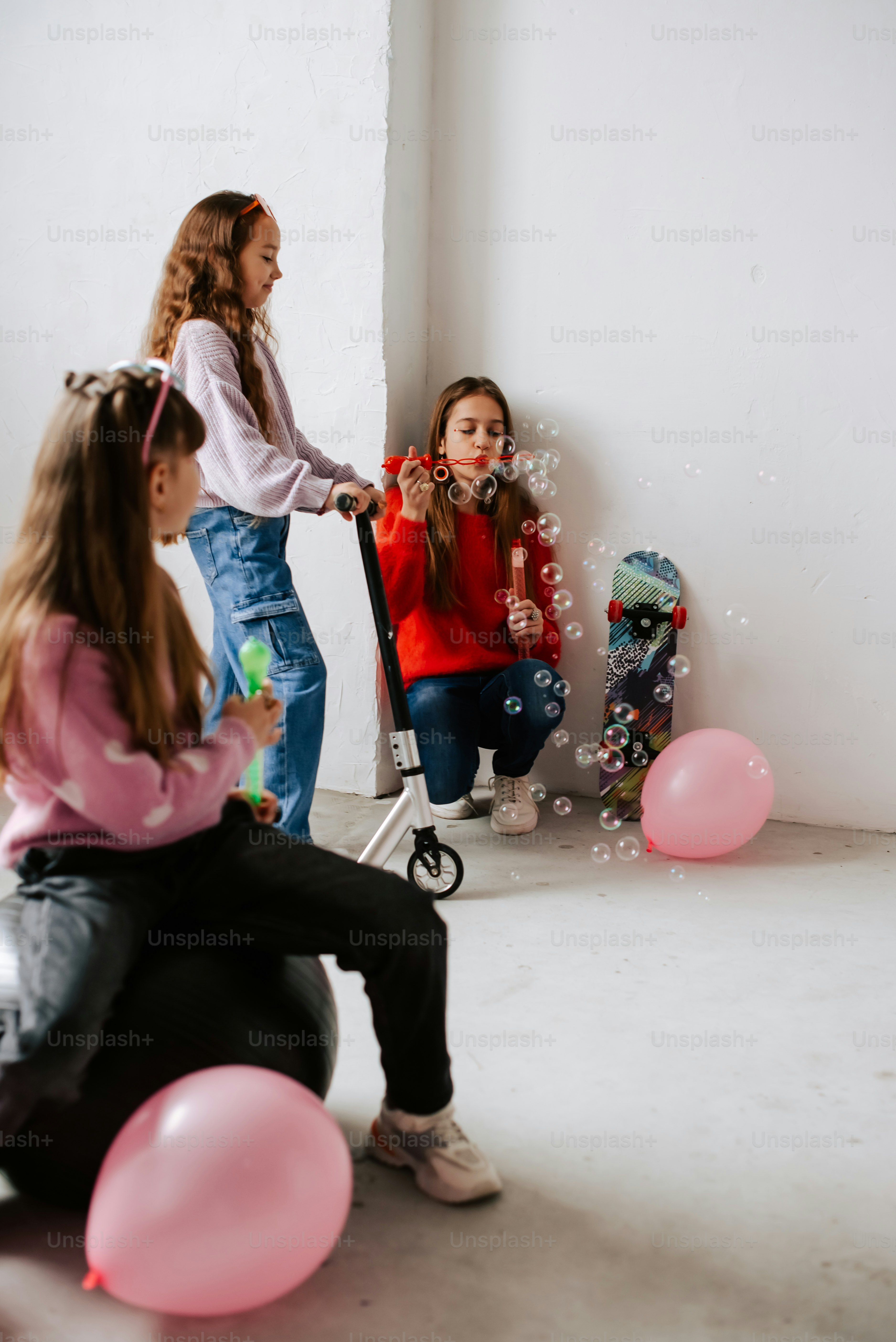 Kids Playing Inside Pictures | Download Free Images on Unsplash