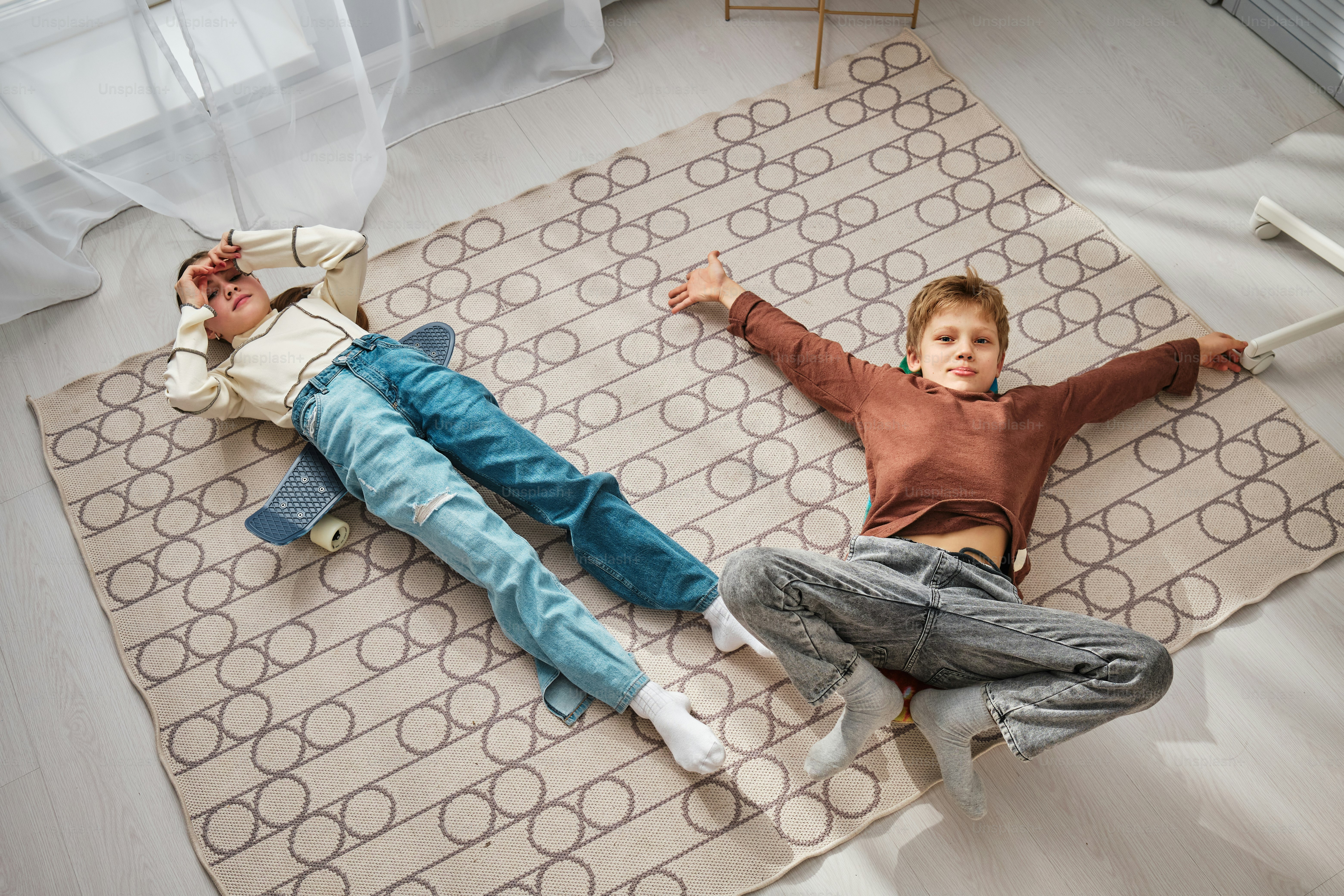 A couple of kids laying on top of a rug photo – Tween Image on Unsplash