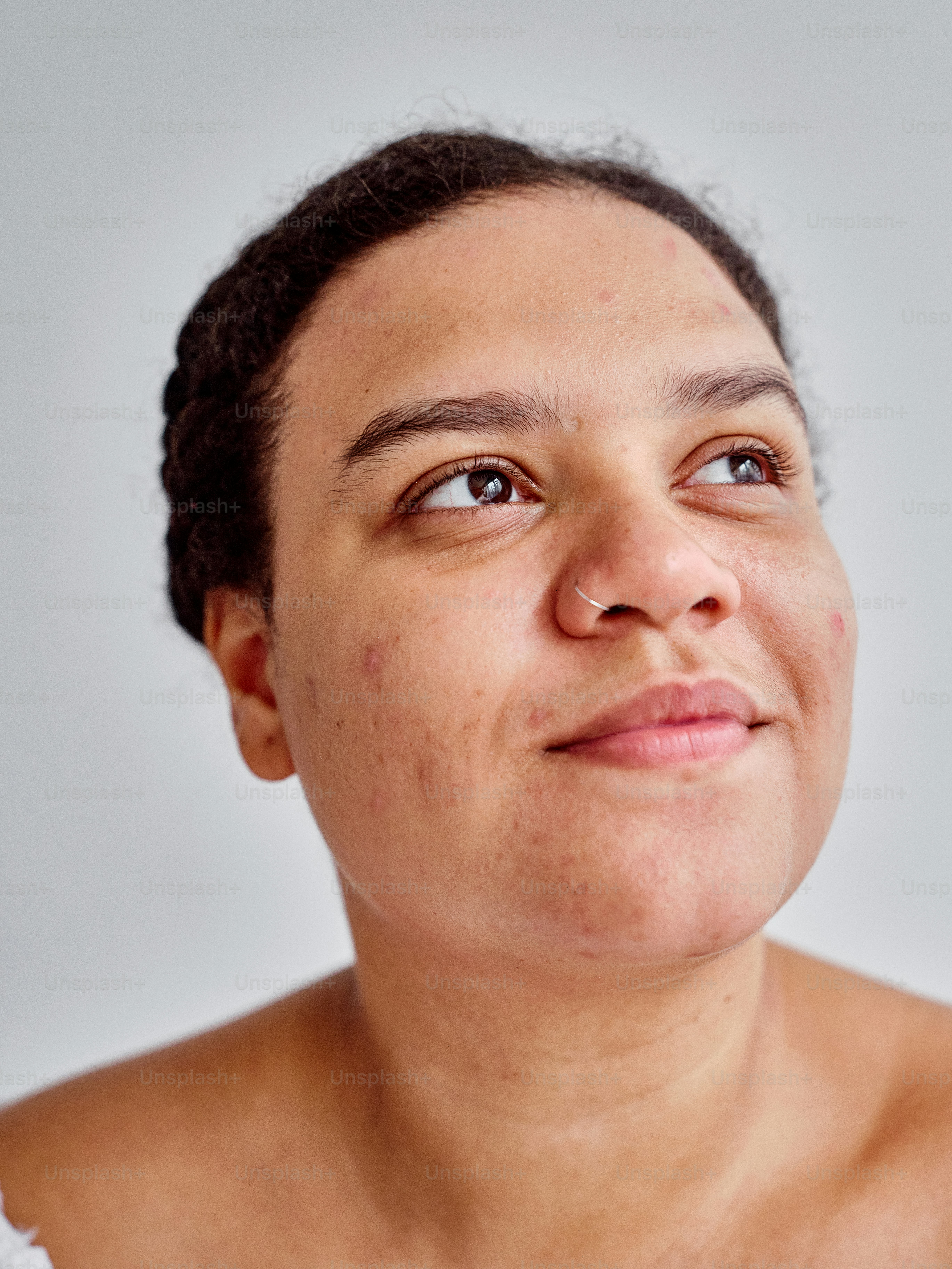 Un gros plan d’une femme avec des taches de rousseur sur le visage ...