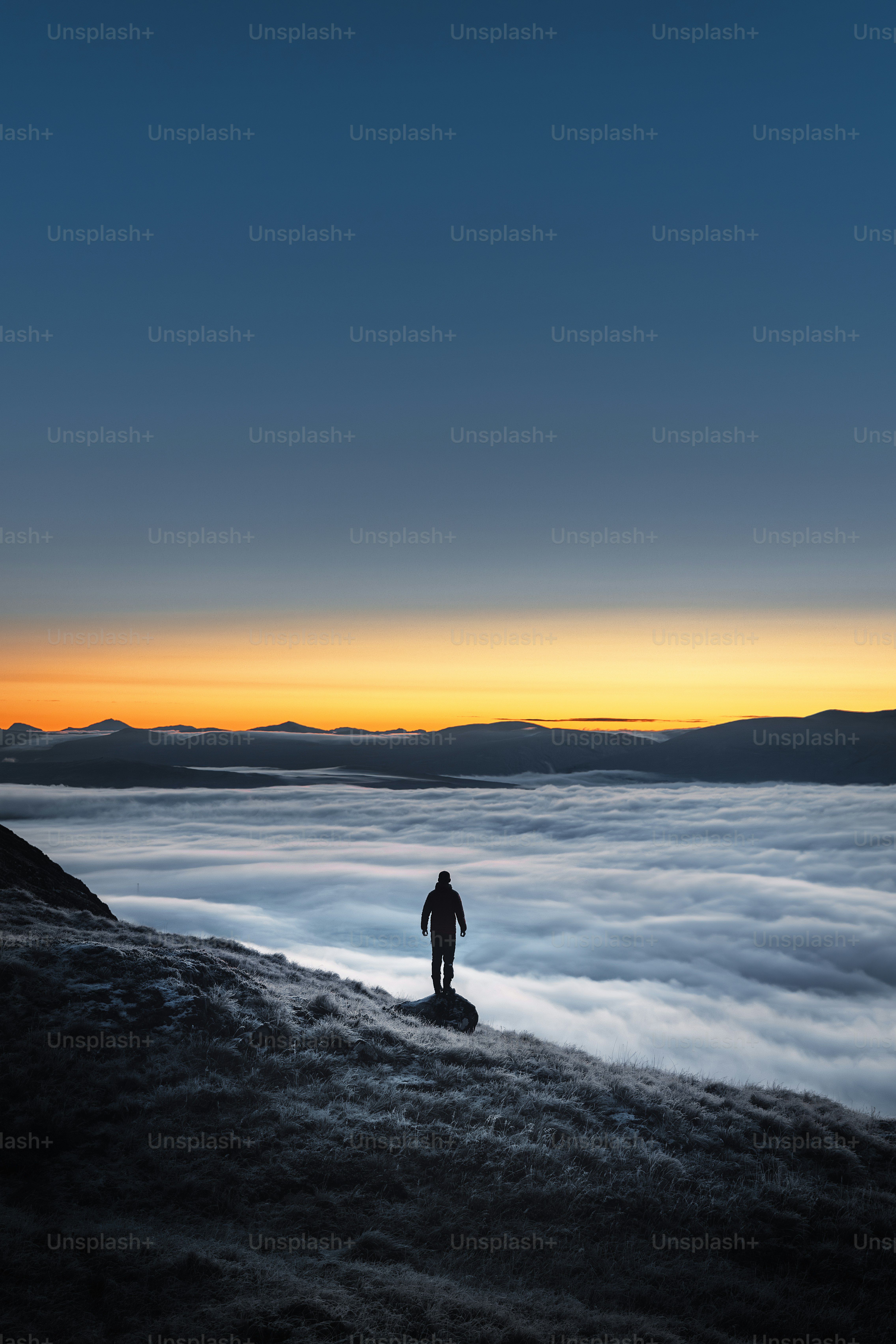 Foto Una persona parada en la cima de una colina por encima de las ...
