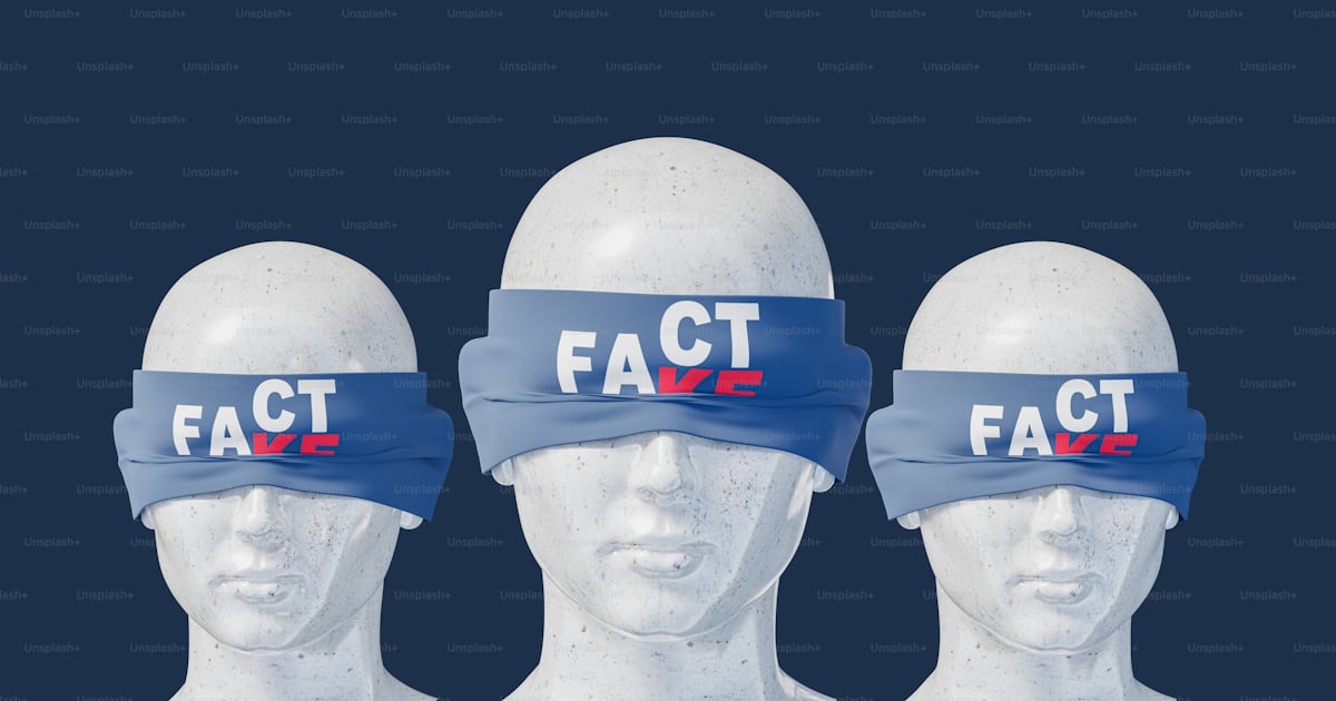 팩트 페이크fact Fake라는 단어가 적힌 파란색 머리띠를 한 세 개의 흰색 마네킹 사진 Unsplash의 가짜 뉴스 이미지