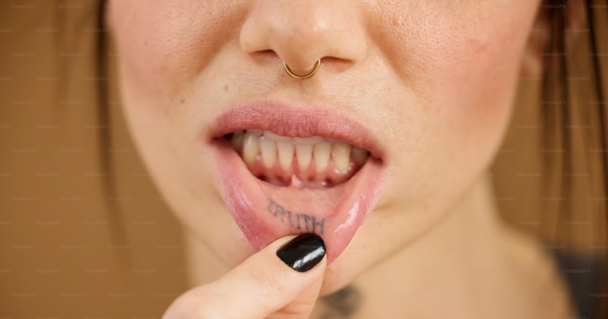 Une Femme Avec Un Piercing Au Nez Et à La Langue Photo Modèles De