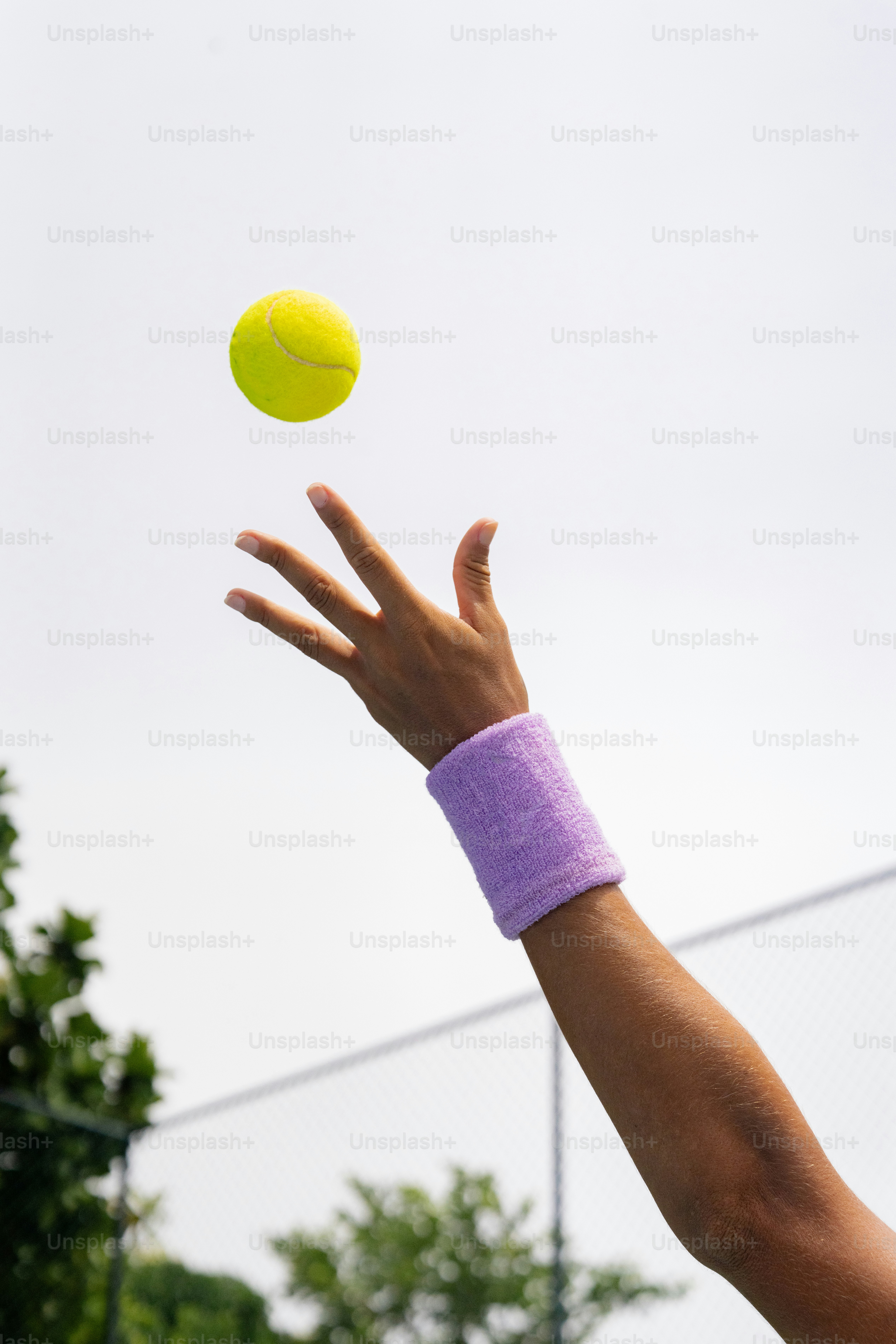 Una persona que se estira para atrapar una pelota de tenis foto ...