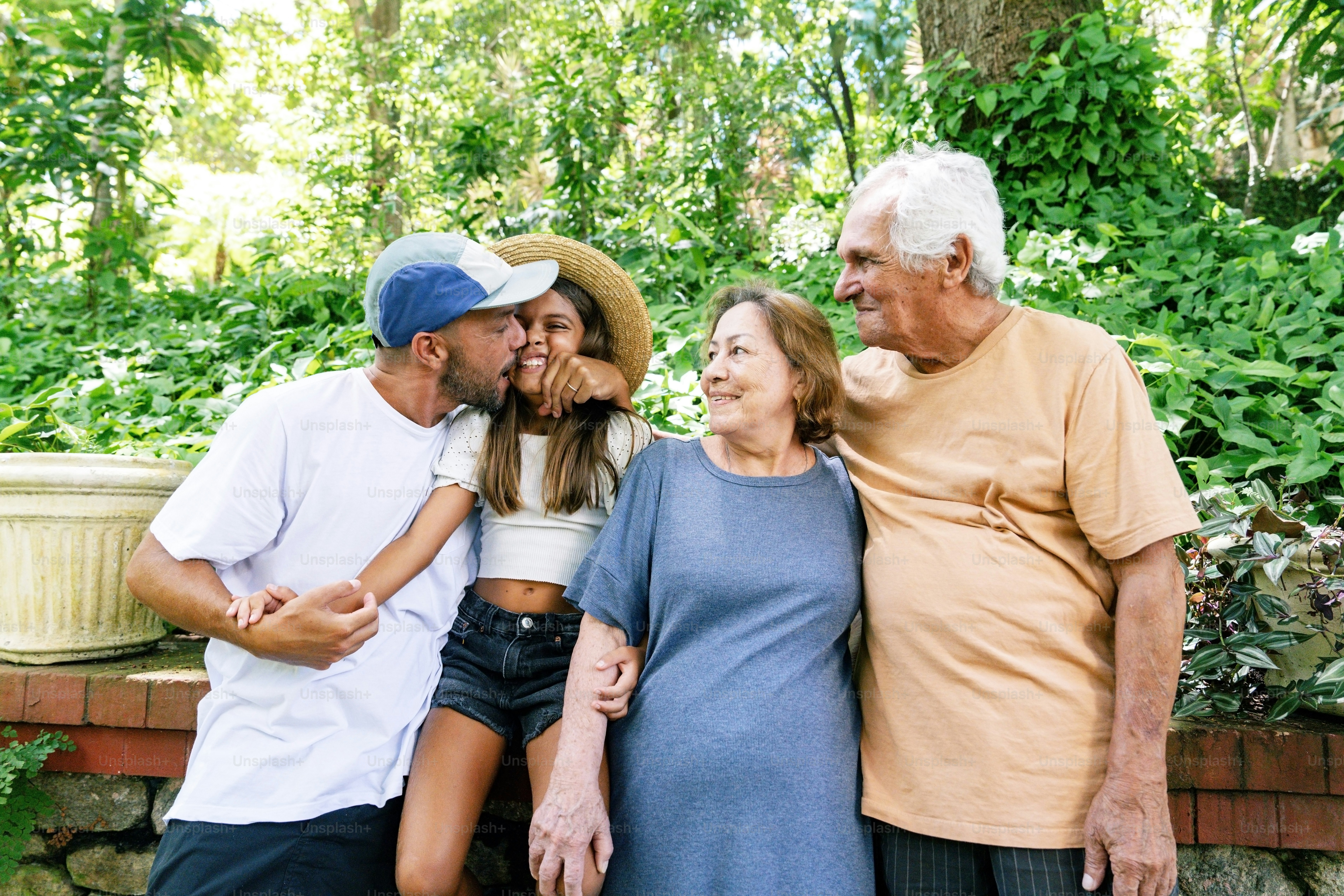 Un grupo de personas de pie una al lado de la otra foto – Imagen de ...