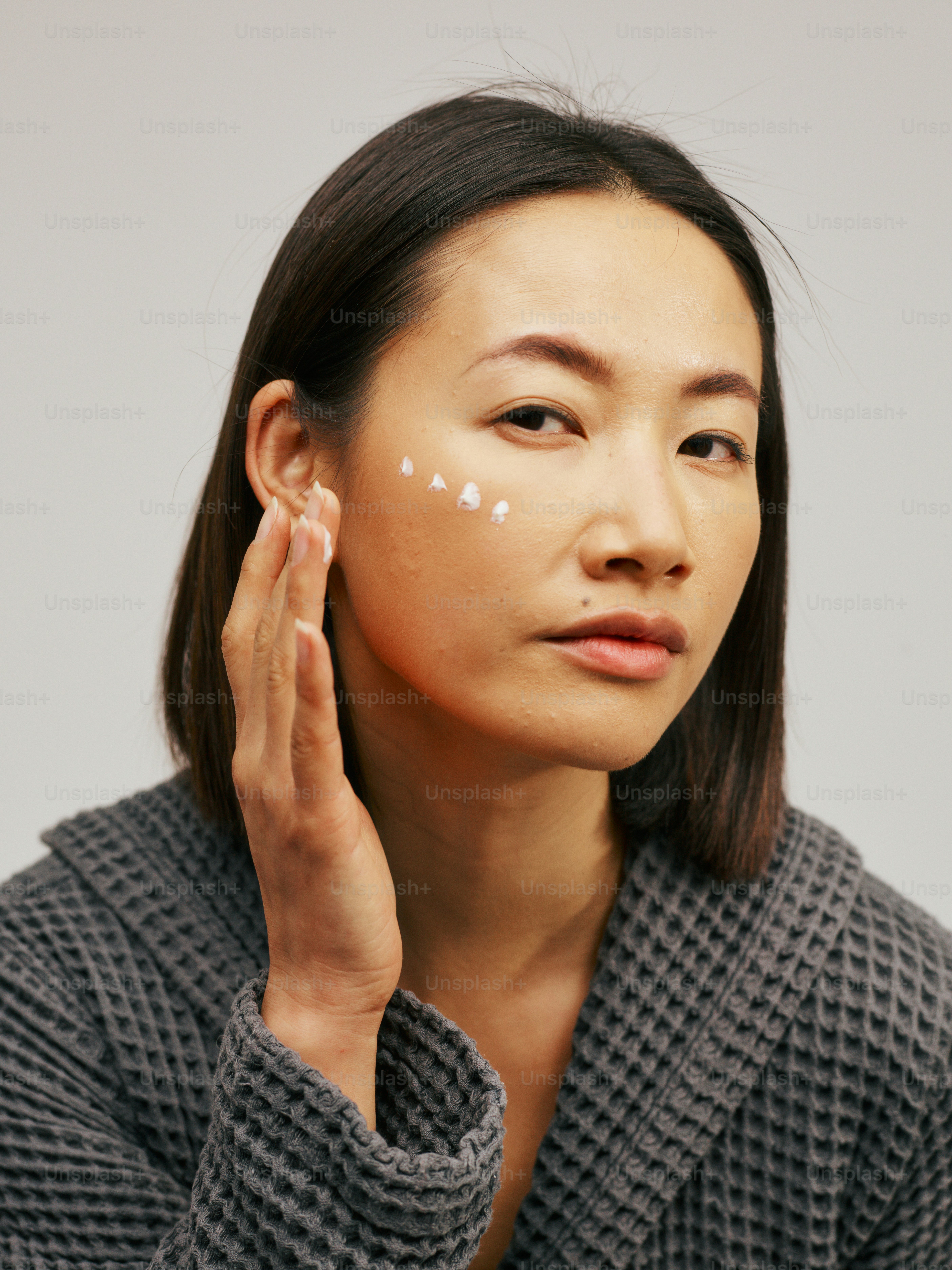 A woman with a white spot on her face photo – Skin Image on Unsplash