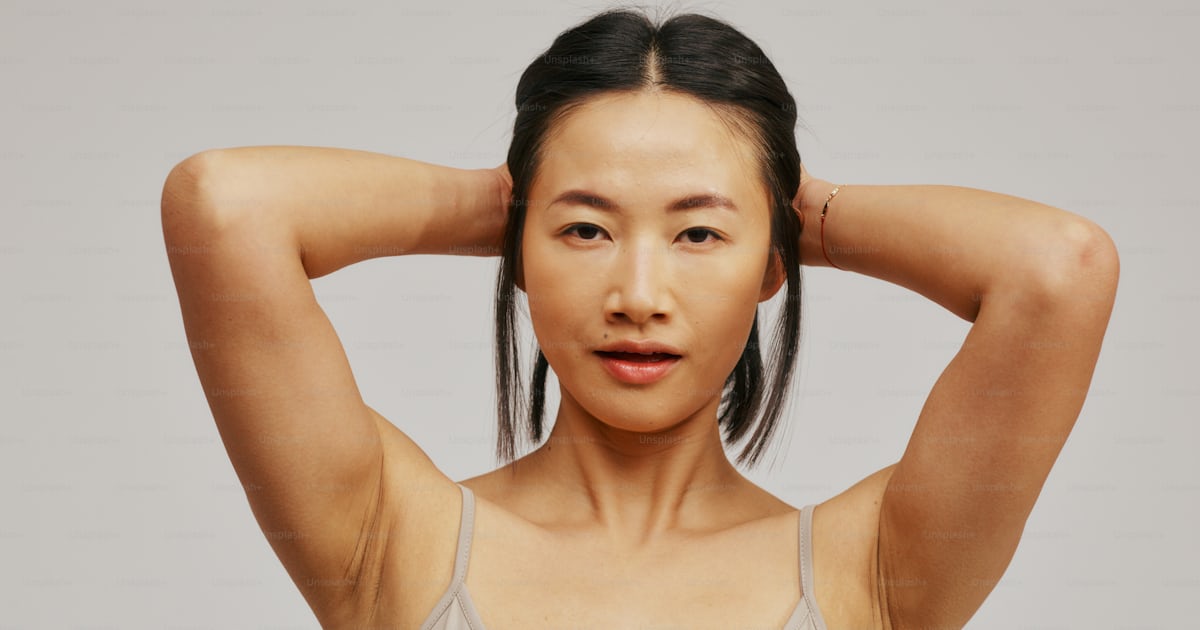 Una Mujer Con Las Manos En La Cabeza Foto Imagen De Mujer En Unsplash