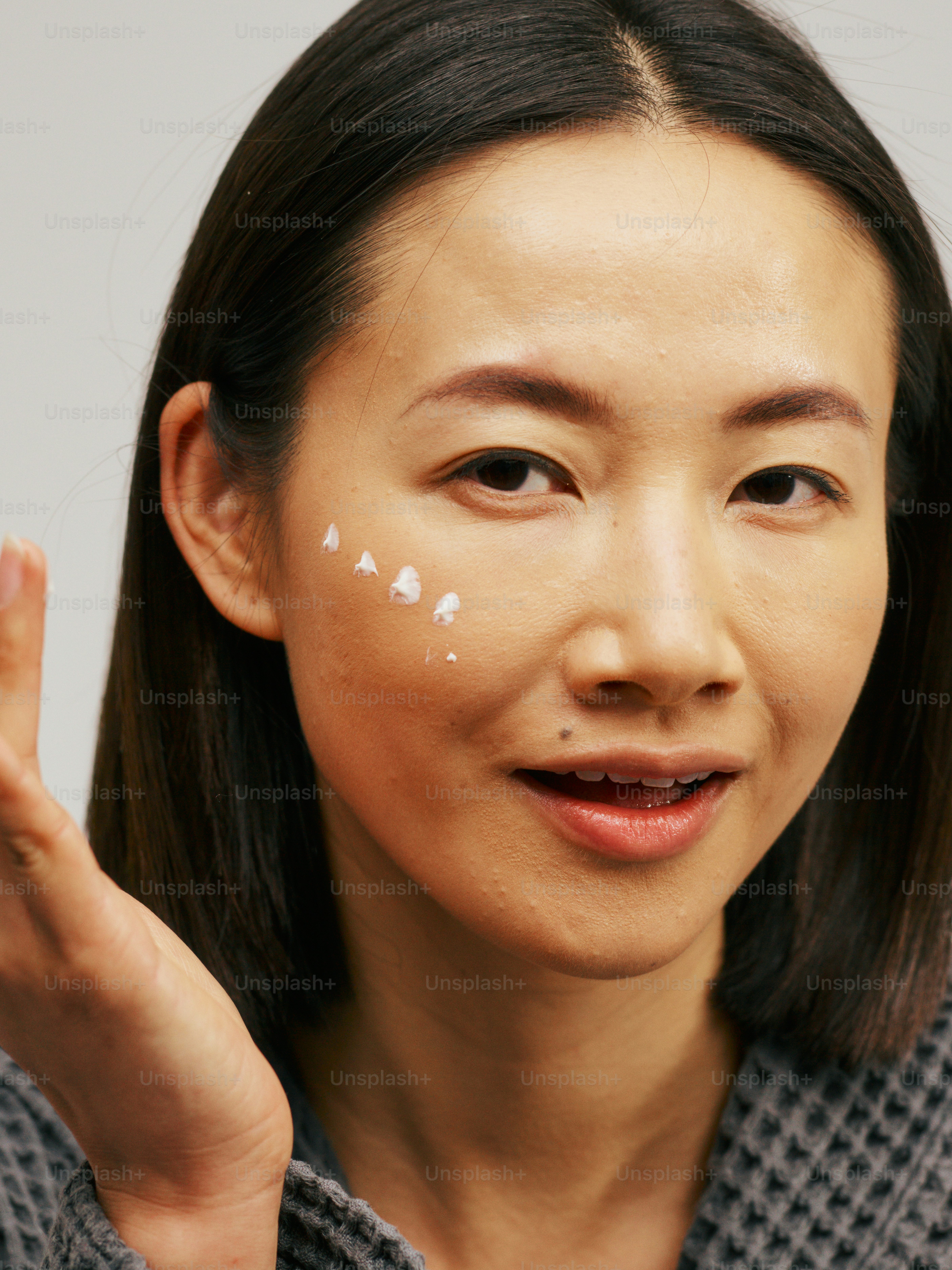 A woman with white patches on her face photo – Skin Image on Unsplash