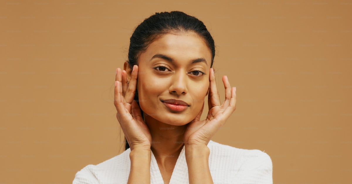 Una Mujer Con Las Manos En La Cara Foto Imagen De Mujer En Unsplash