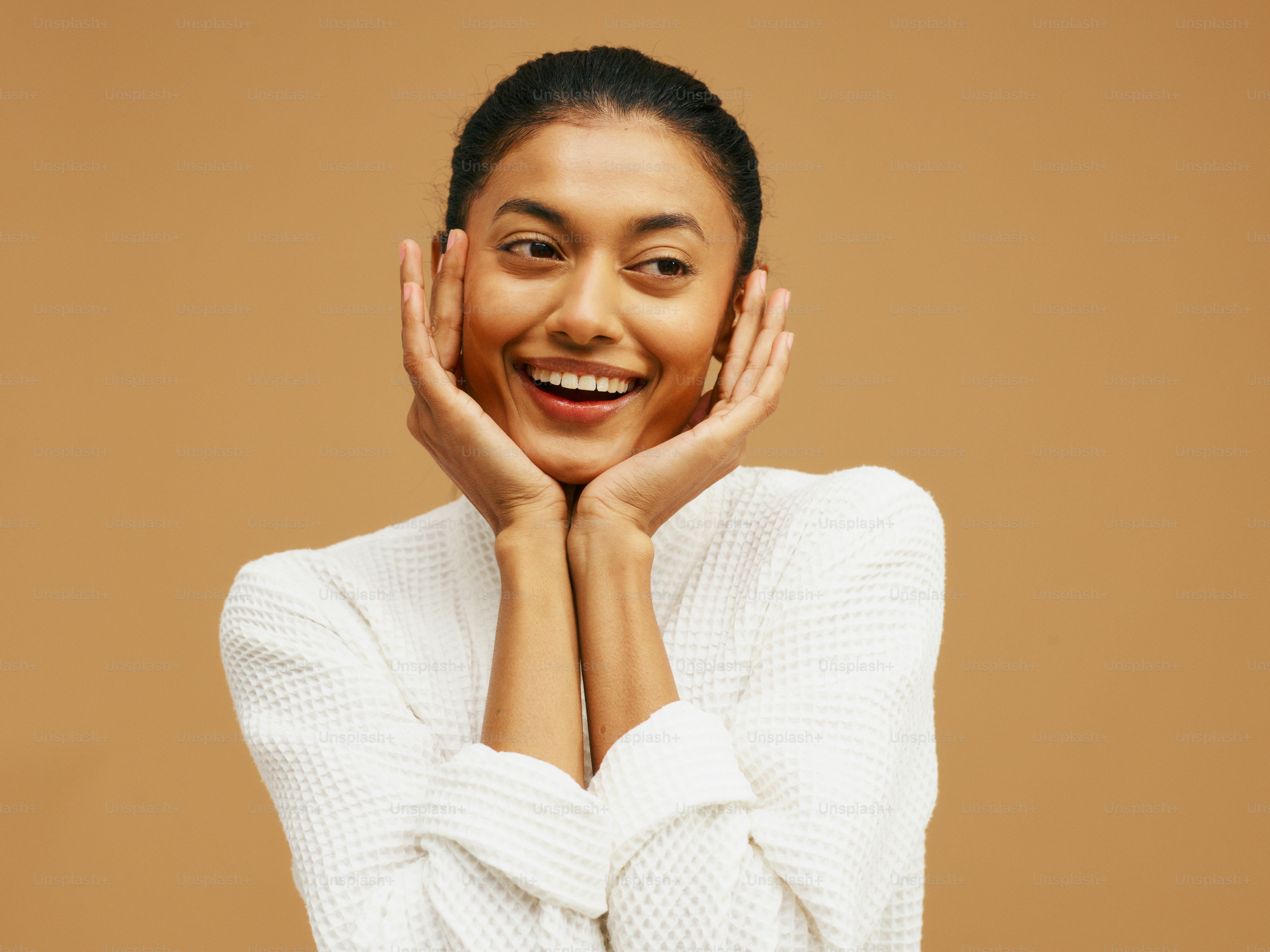 A smiling woman with her hands on her face photo – Skin Image on Unsplash