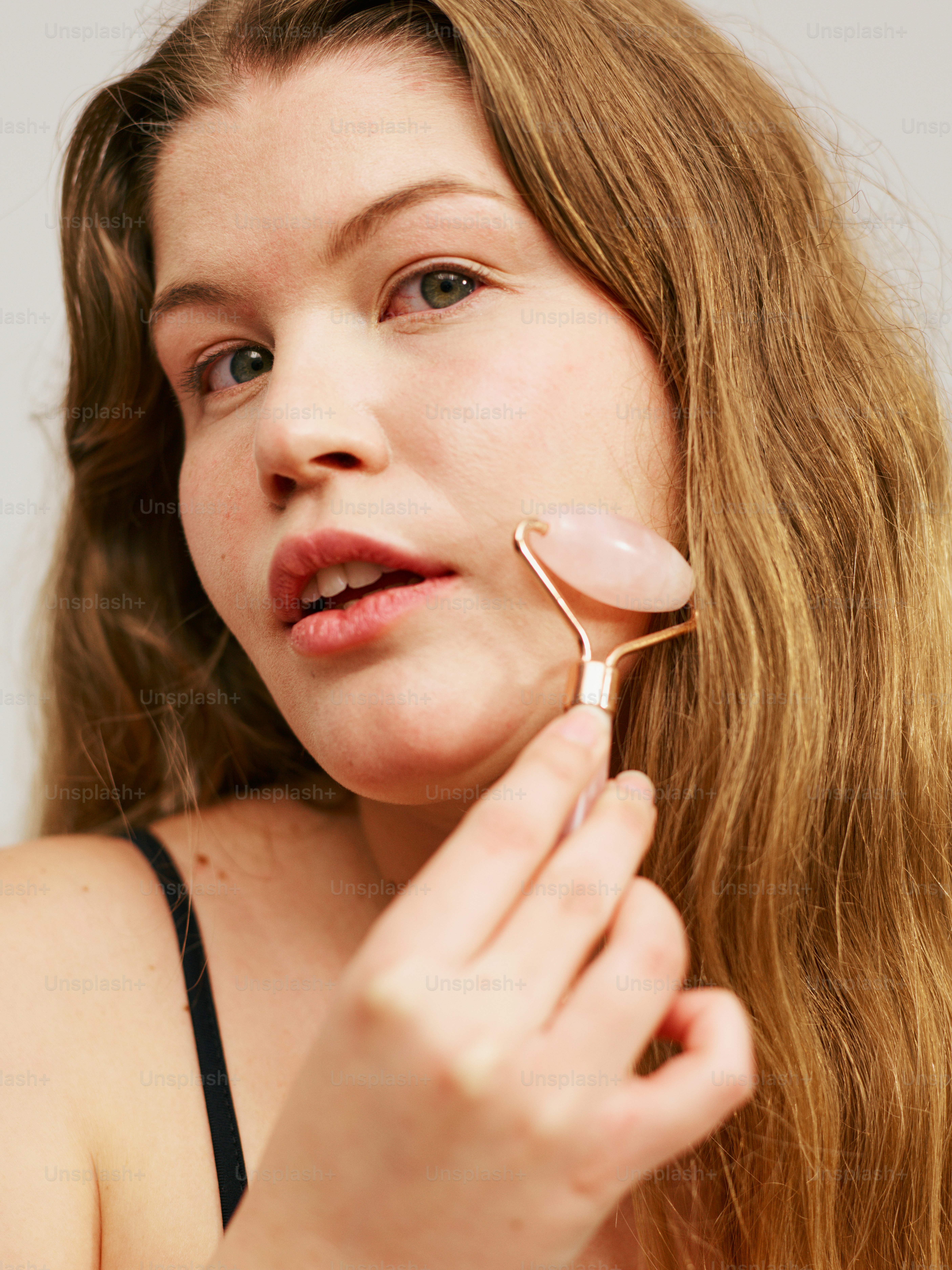 A woman is holding a spoon in her hand photo – Woman Image on Unsplash