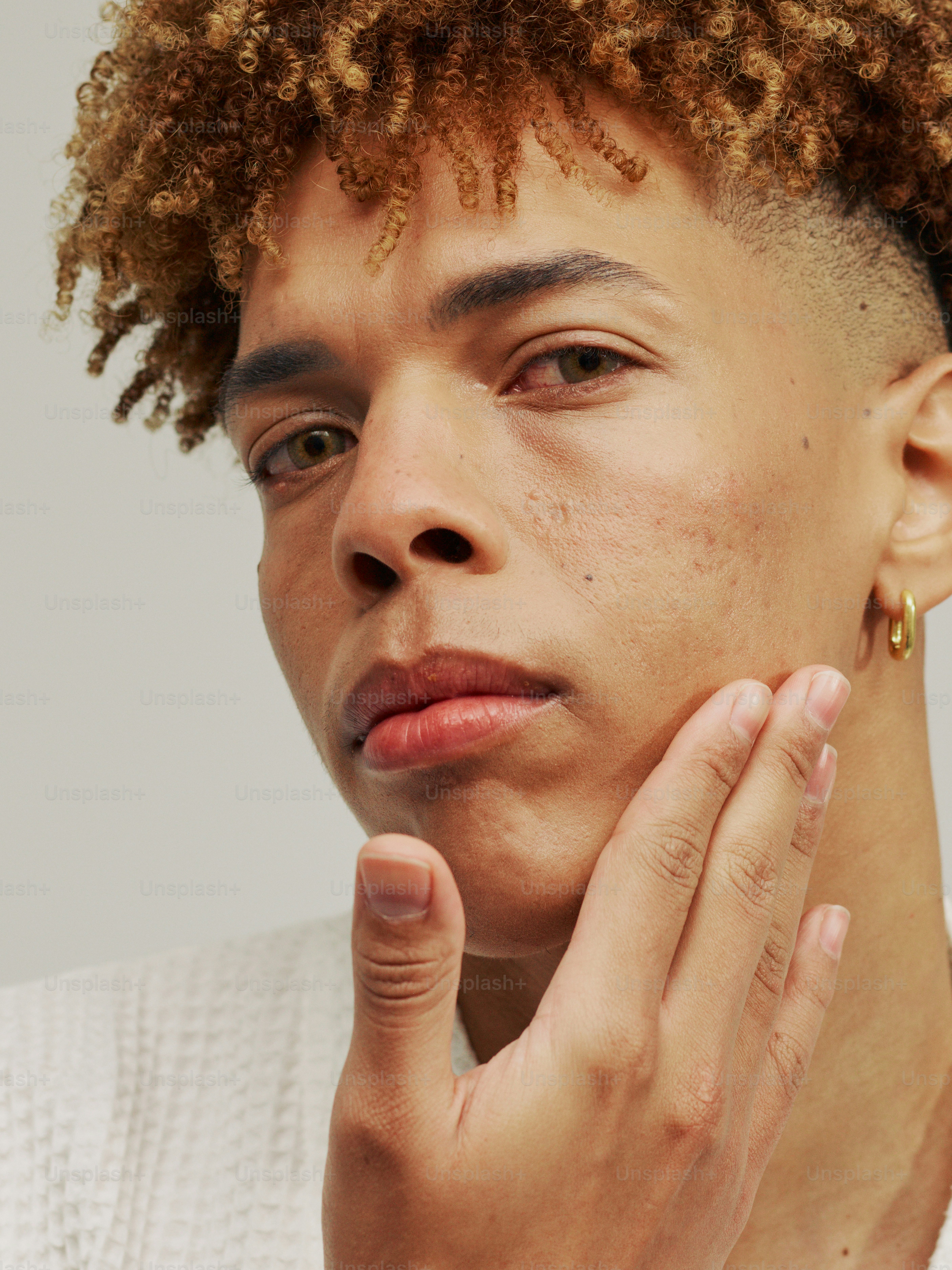 Un gros plan d’une personne aux cheveux bouclés photo – Studio Photo ...