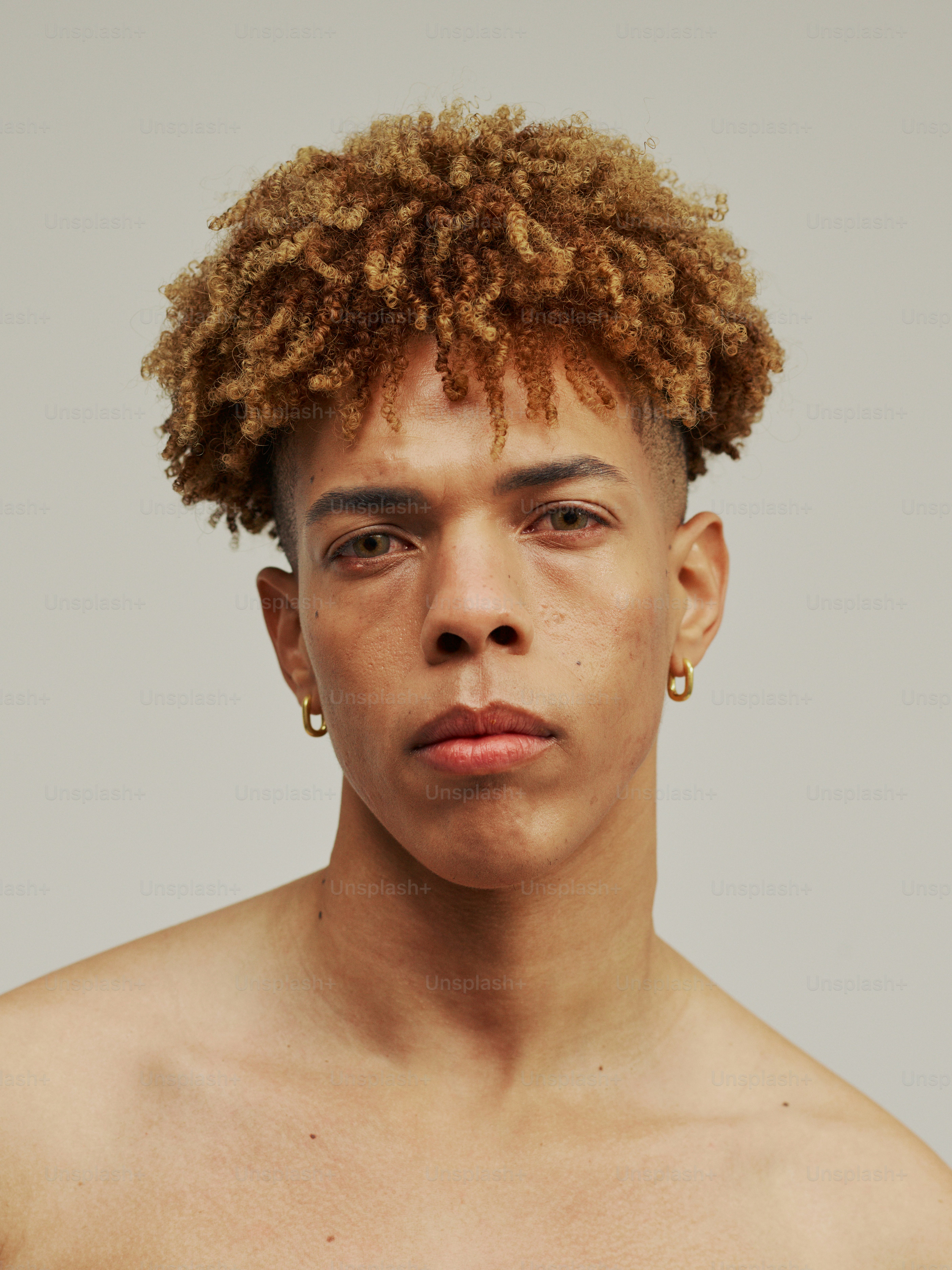 A close up of a person with curly hair photo – Skincare Image on Unsplash