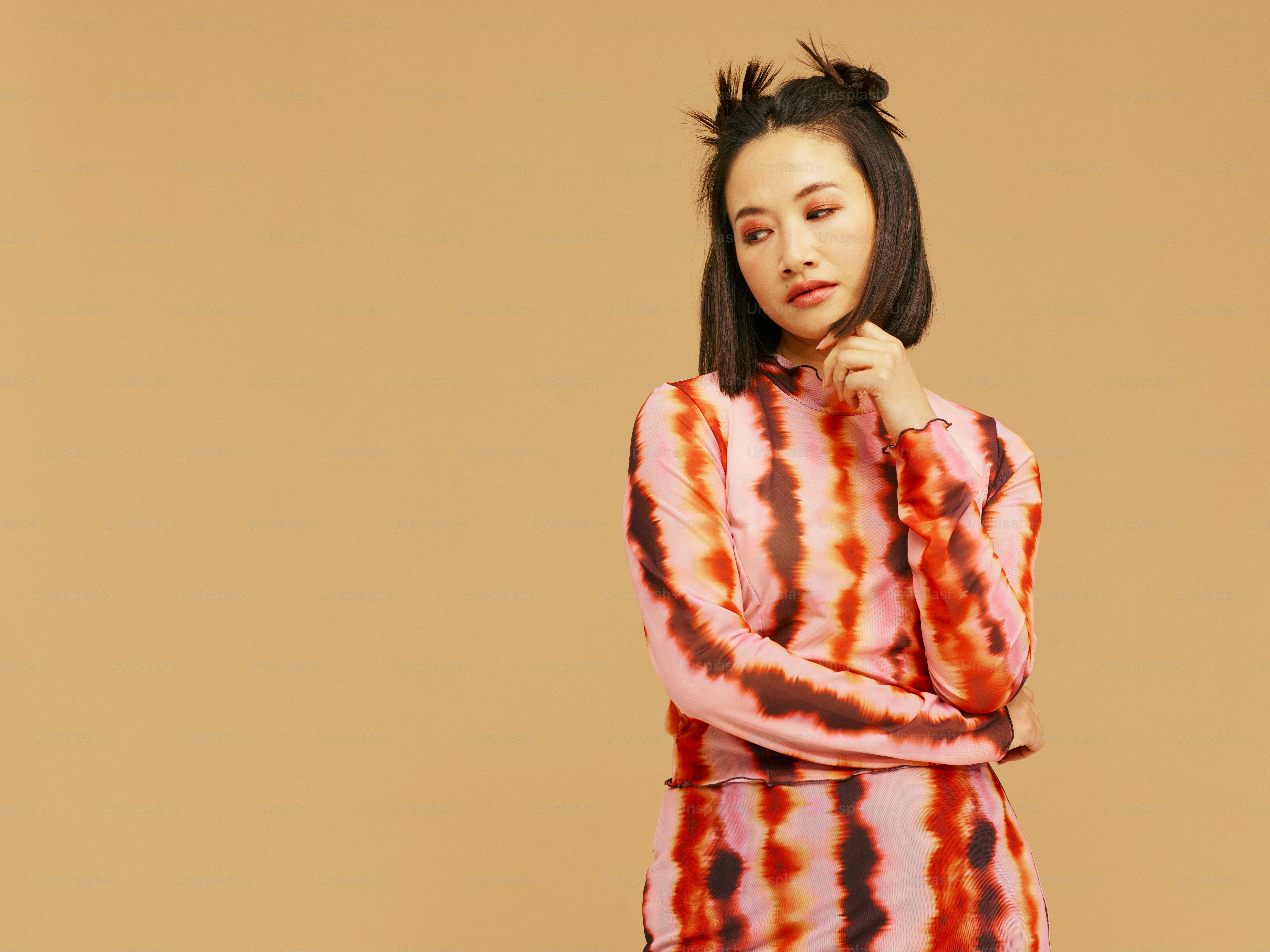 A woman sitting on the ground in a dress photo – Woman Image on Unsplash