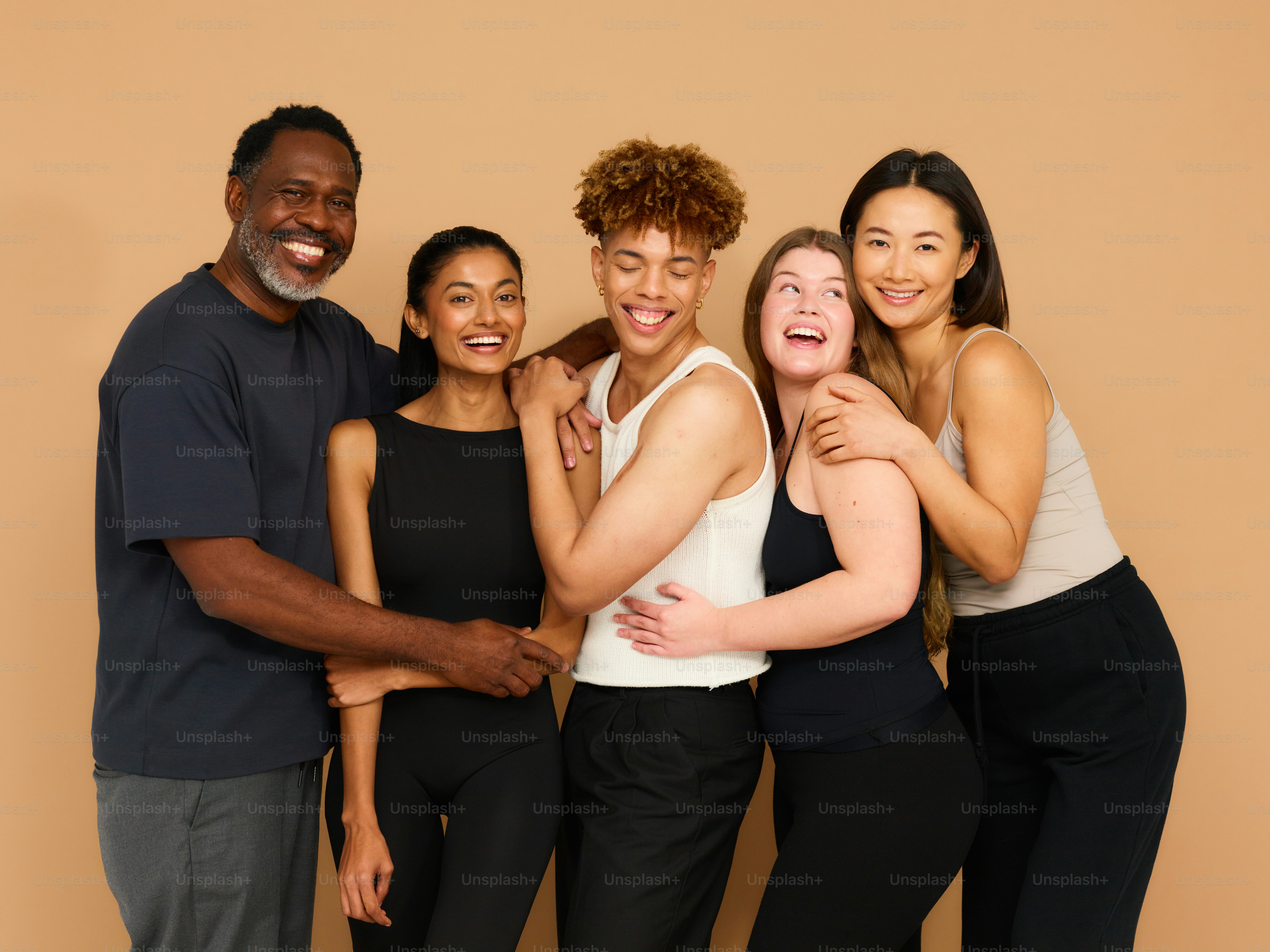 Um grupo de pessoas ao lado um do outro foto – Imagem sobre Retrato na ...