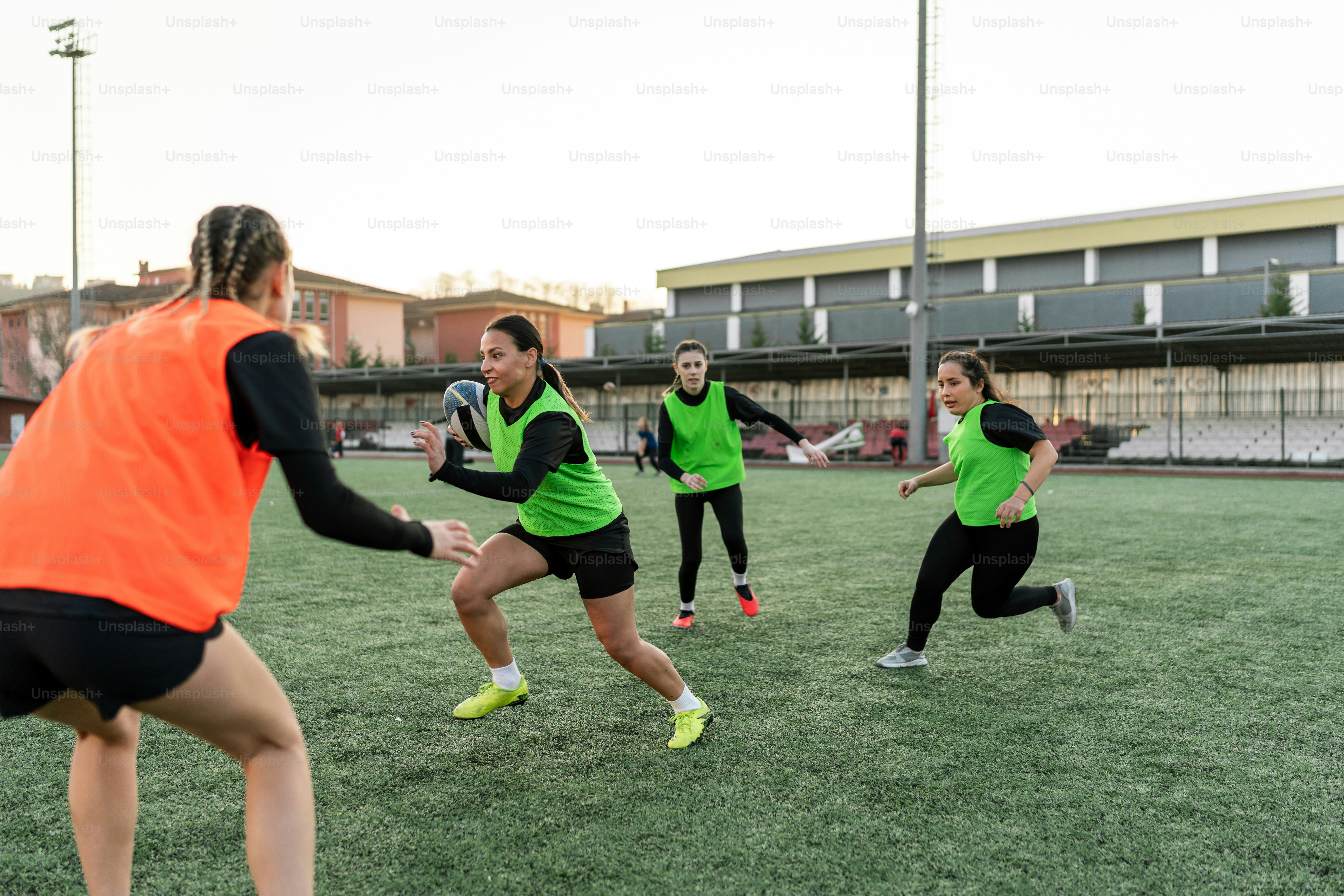 Un groupe de jeunes femmes jouant à un jeu de frisbee photo – Le rugby ...