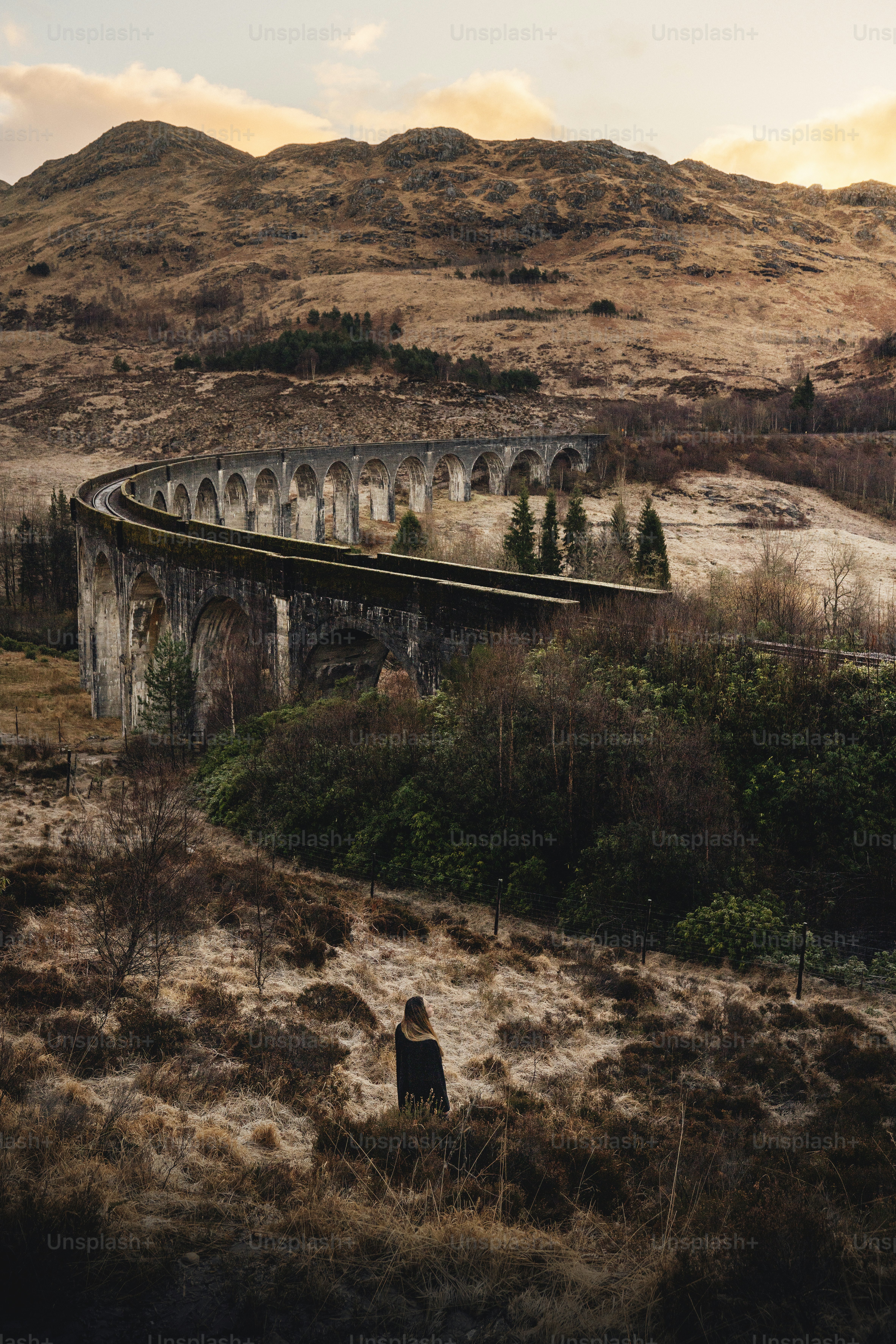 Un vieux pont au milieu d’un champ photo – Image de Pont sur Unsplash