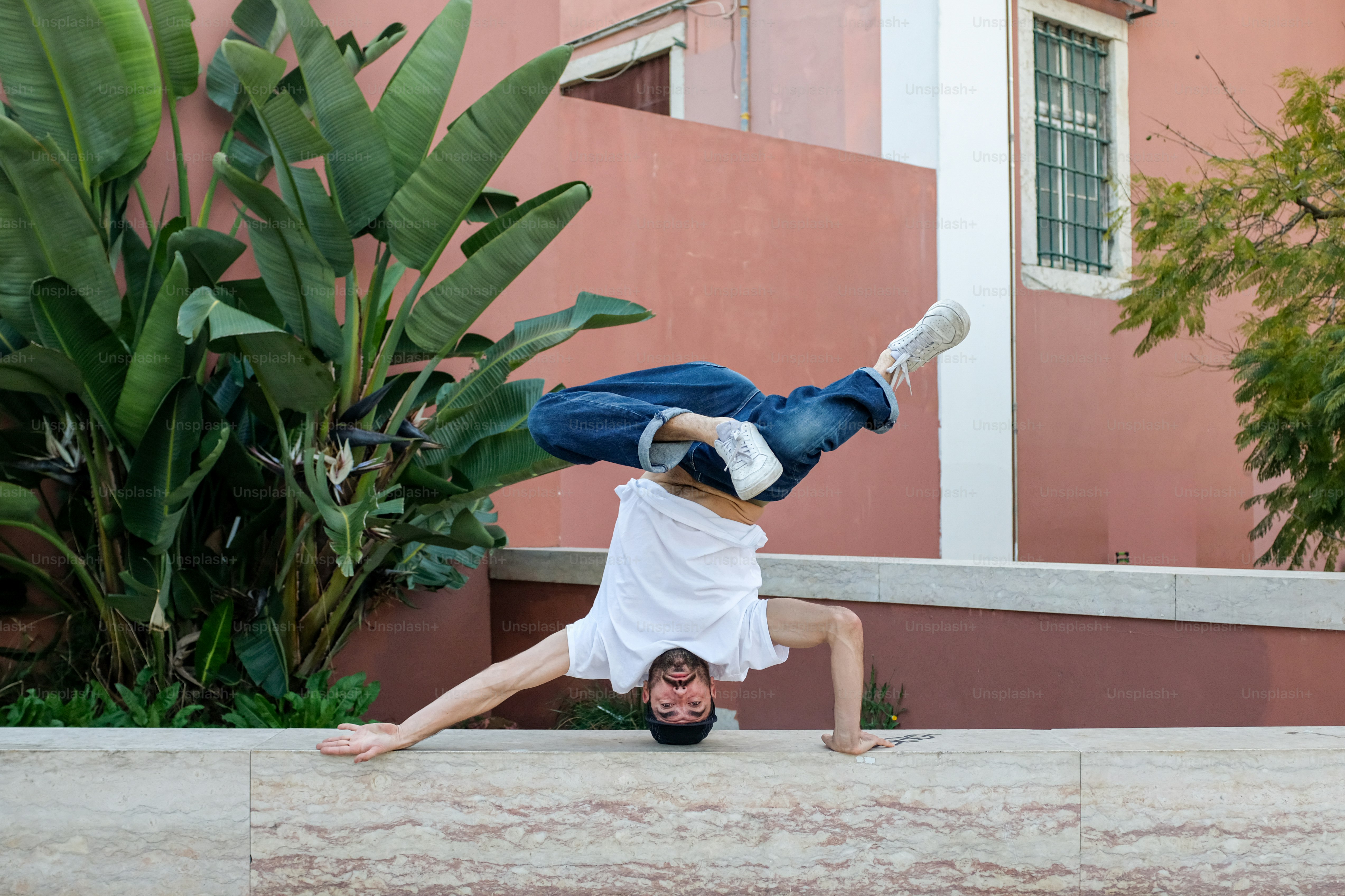 A man is doing a handstand on a ledge photo – Urban Image on Unsplash