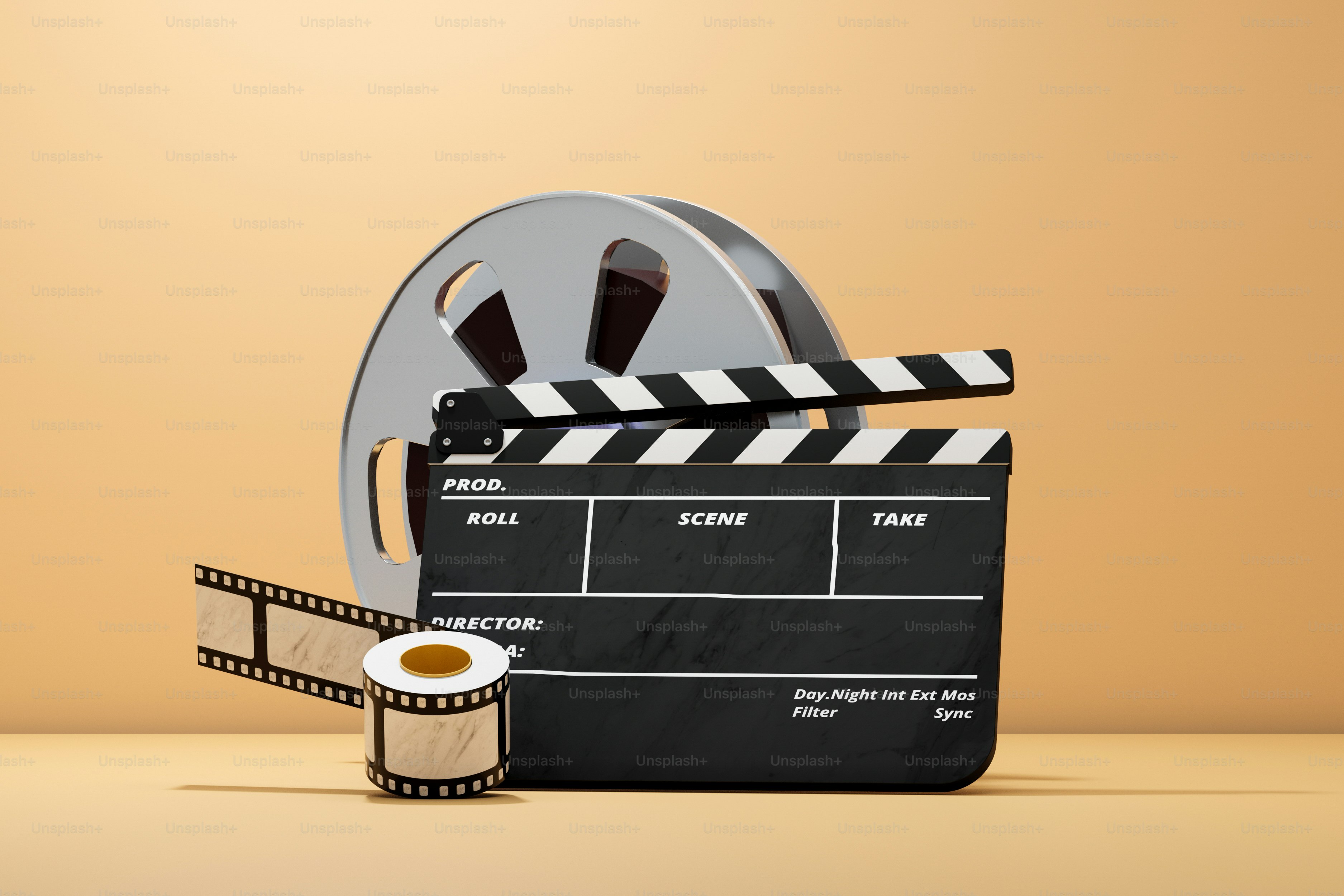 Un clap de cinéma, un rouleau de ruban adhésif et un rouleau de papier ...